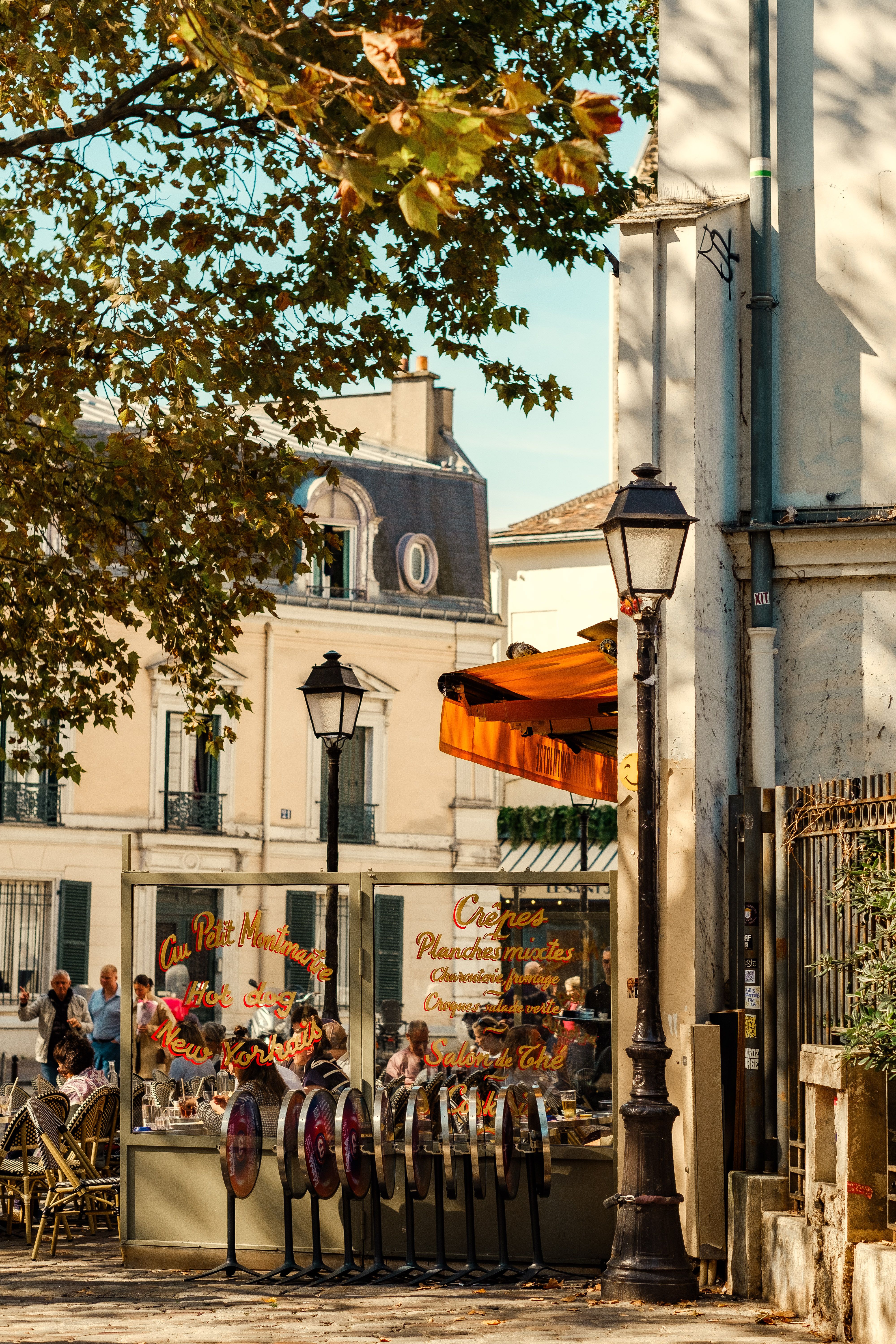 Charming Outdoor Café Scene in Paris · Free Stock Photo