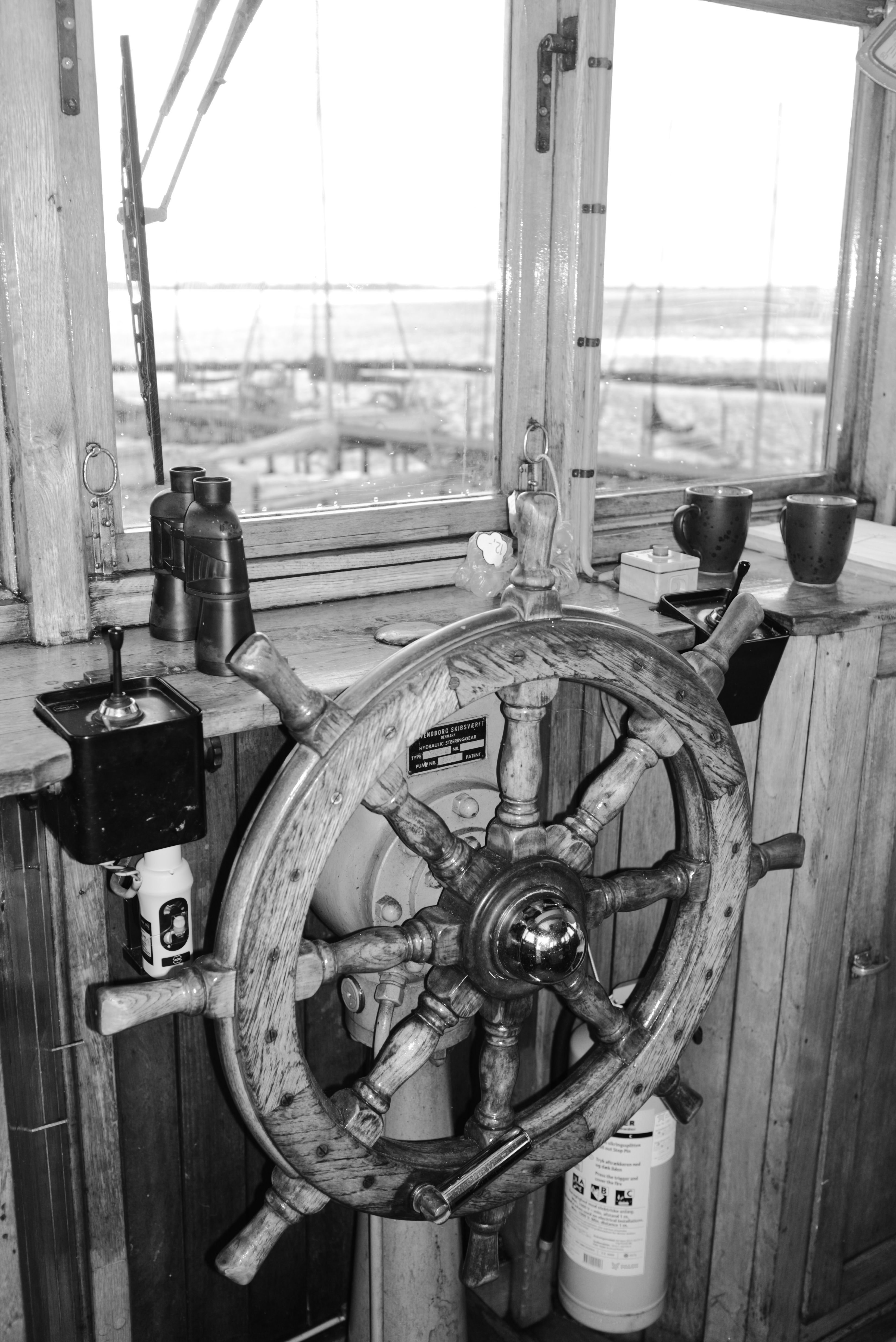 Vintage Ship's Wheel in Maritime Setting · Free Stock Photo