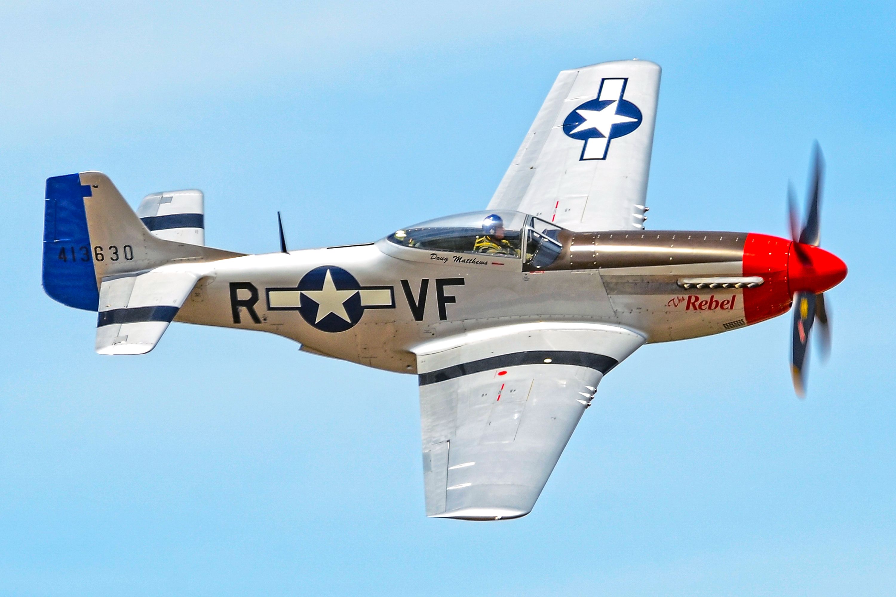 Avión De Guerra P 51 Mustang En Vuelo Sobre El Cielo De Florida · Foto ...