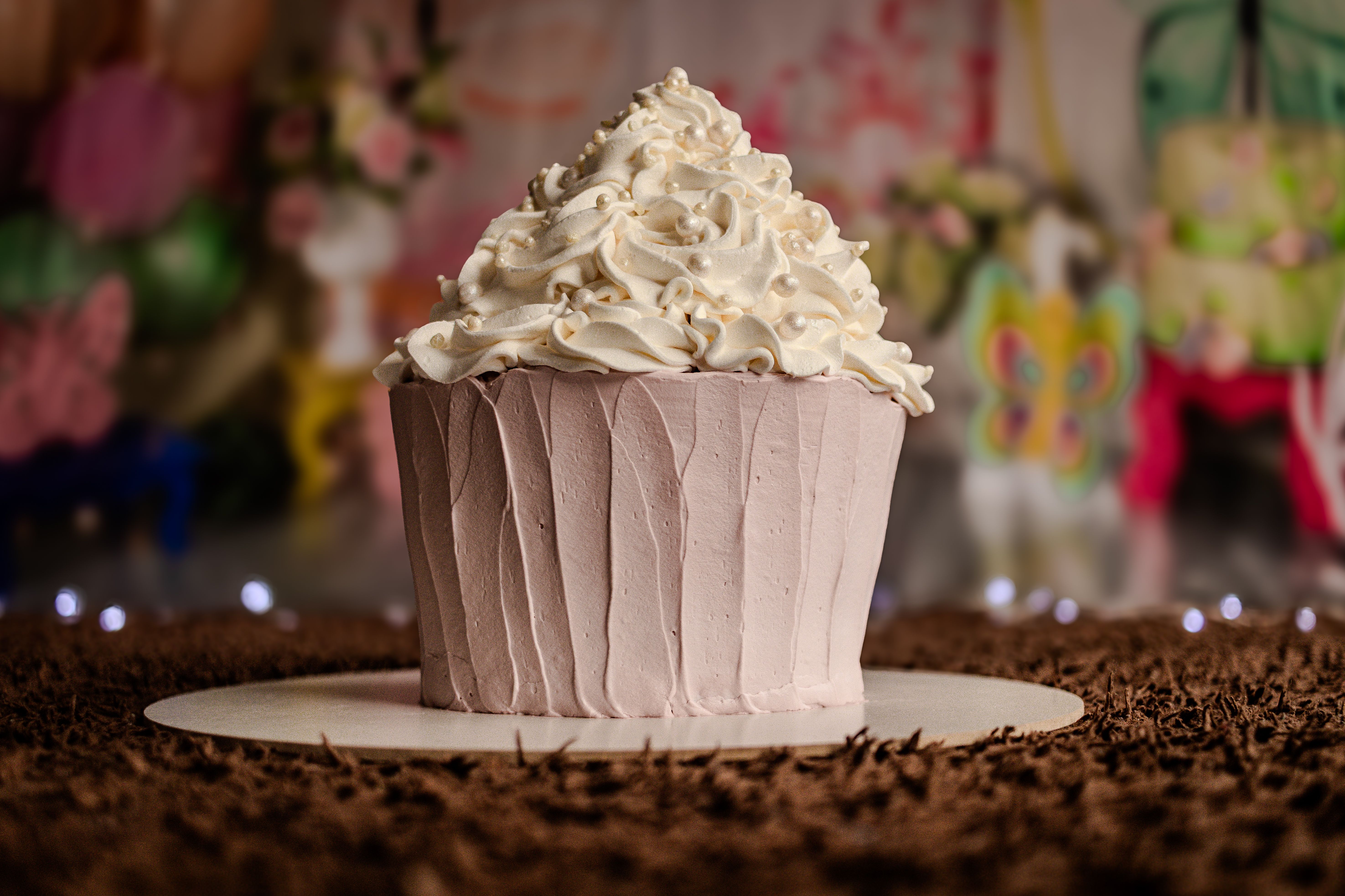 Delicioso Cupcake Gigante Con Cobertura De Crema Batida · Foto de stock ...