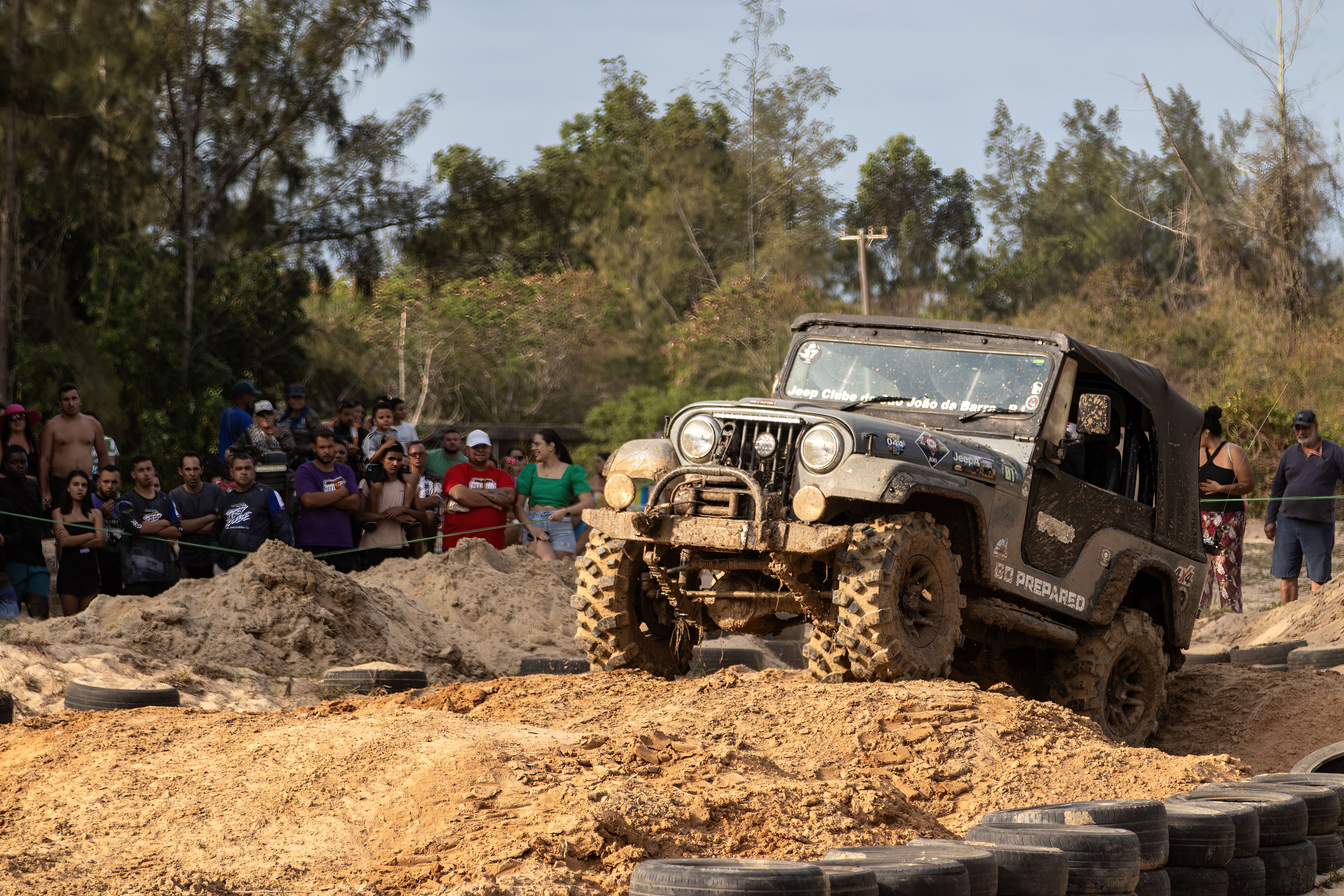Off-Road Event with Jeep and Spectators Outdoors · Free Stock Photo