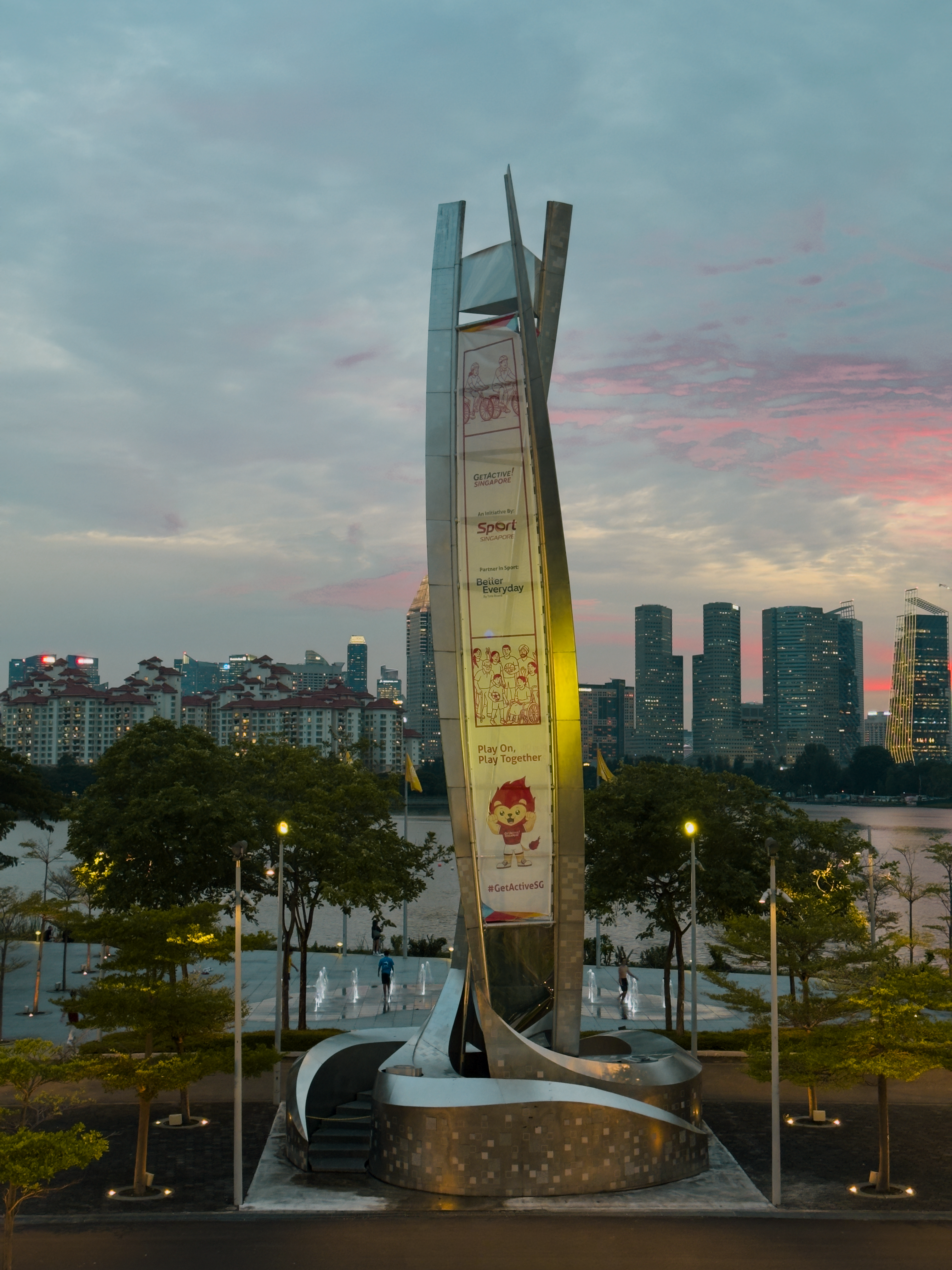 Iconic Waterfront Sculpture at Twilight · Free Stock Photo