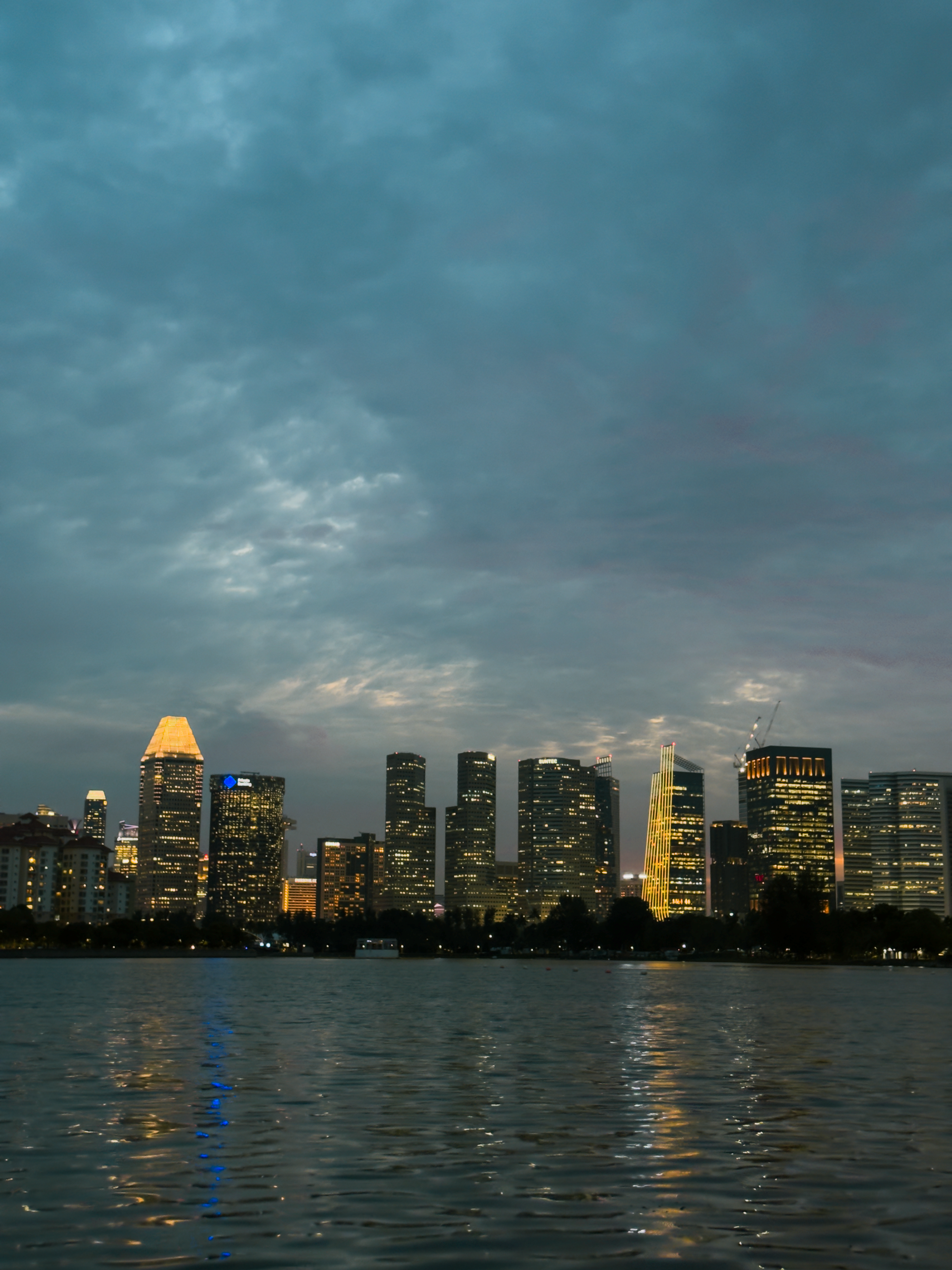 Dramatic Skyline at Dusk with Reflective Waters · Free Stock Photo