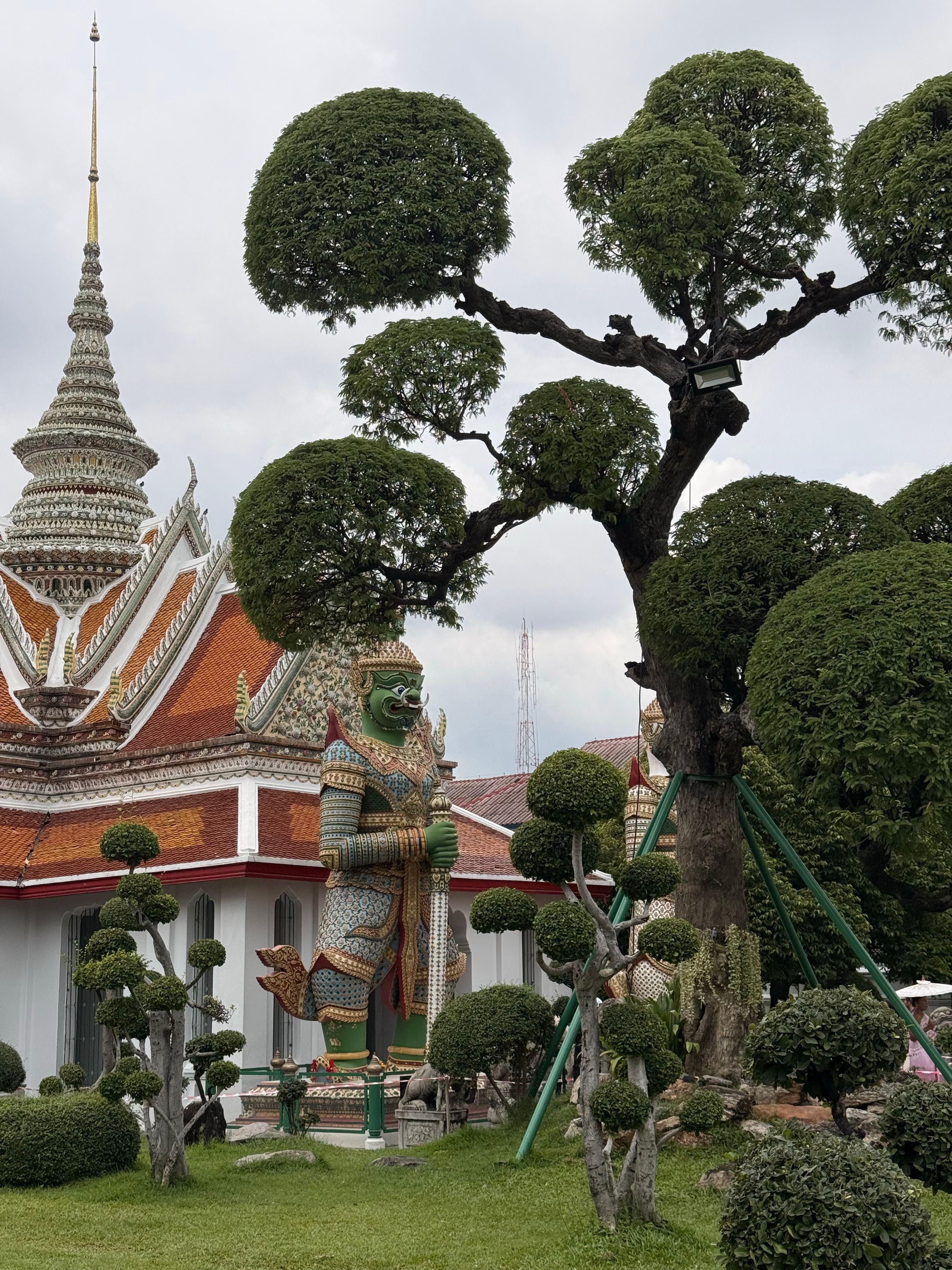 Wat Arun Temple Grounds with Guardian Statue in Bangkok · Free Stock Photo