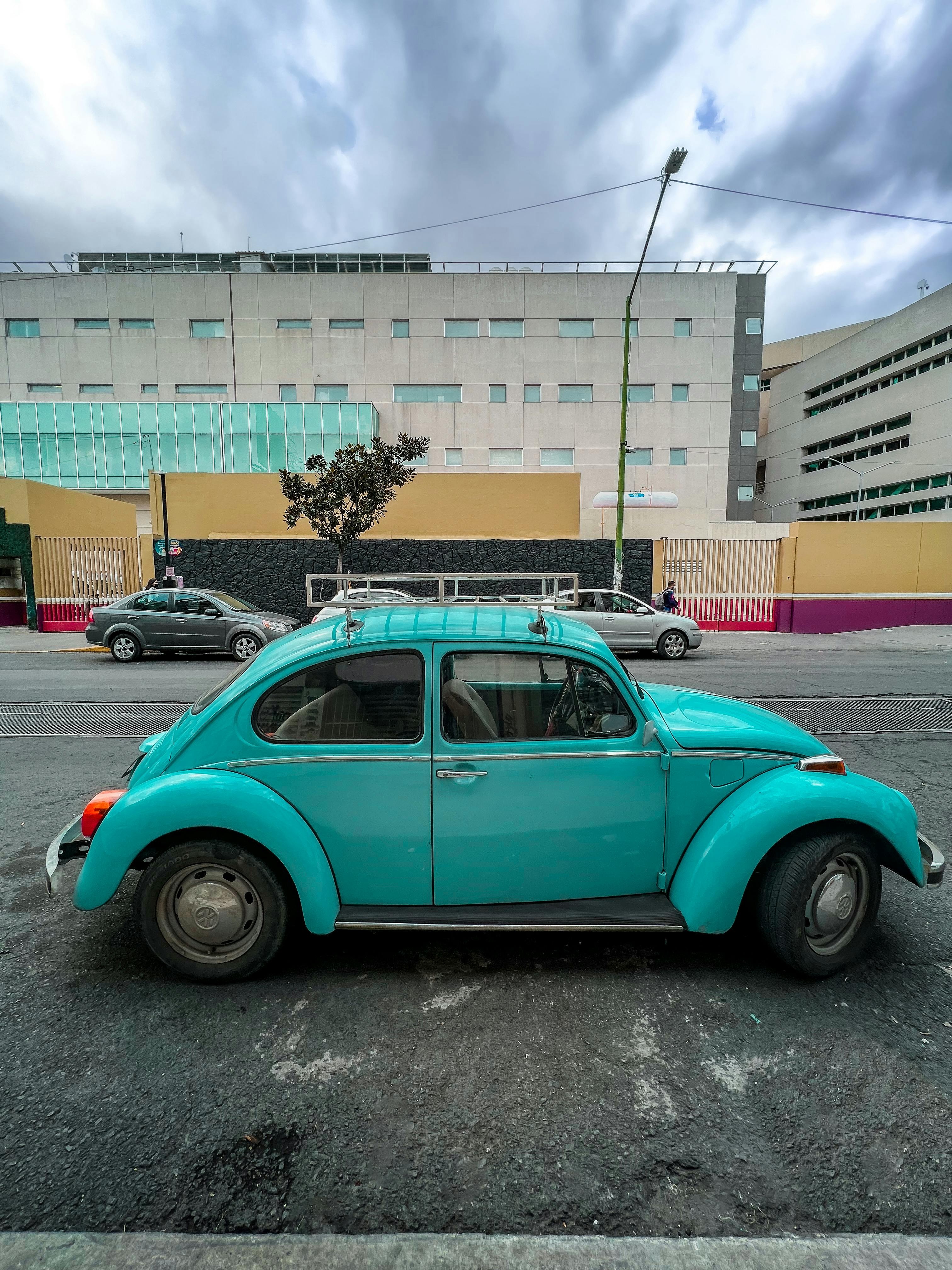 城市街道上的复古绿松石甲虫 · 免费素材图片