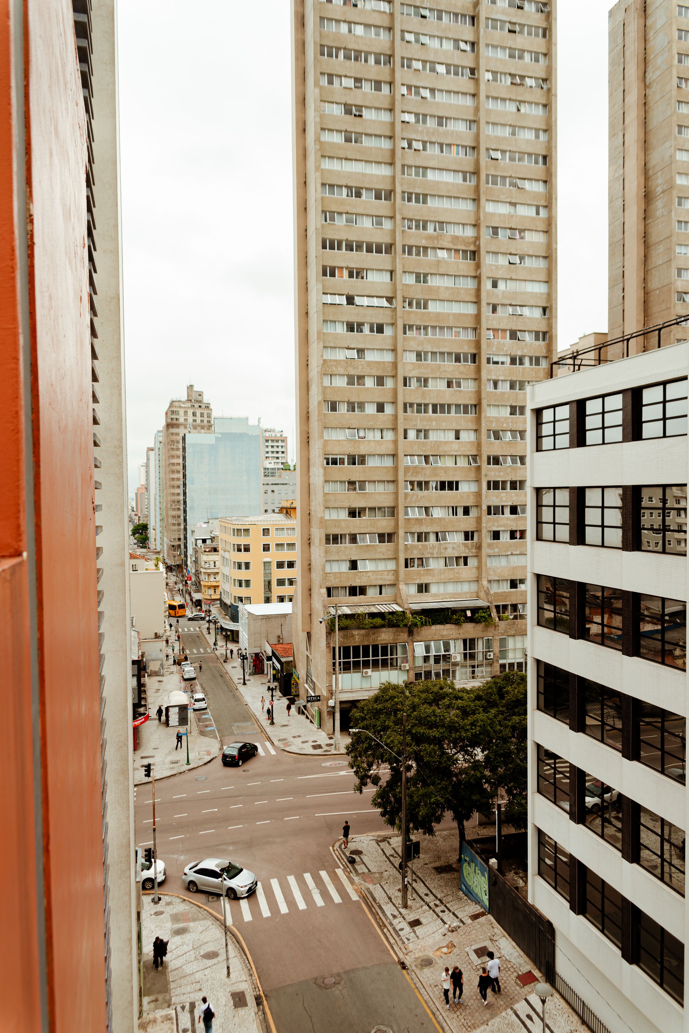 Vista De Calle Urbana Con Edificios De Gran Altura · Foto de stock gratuita