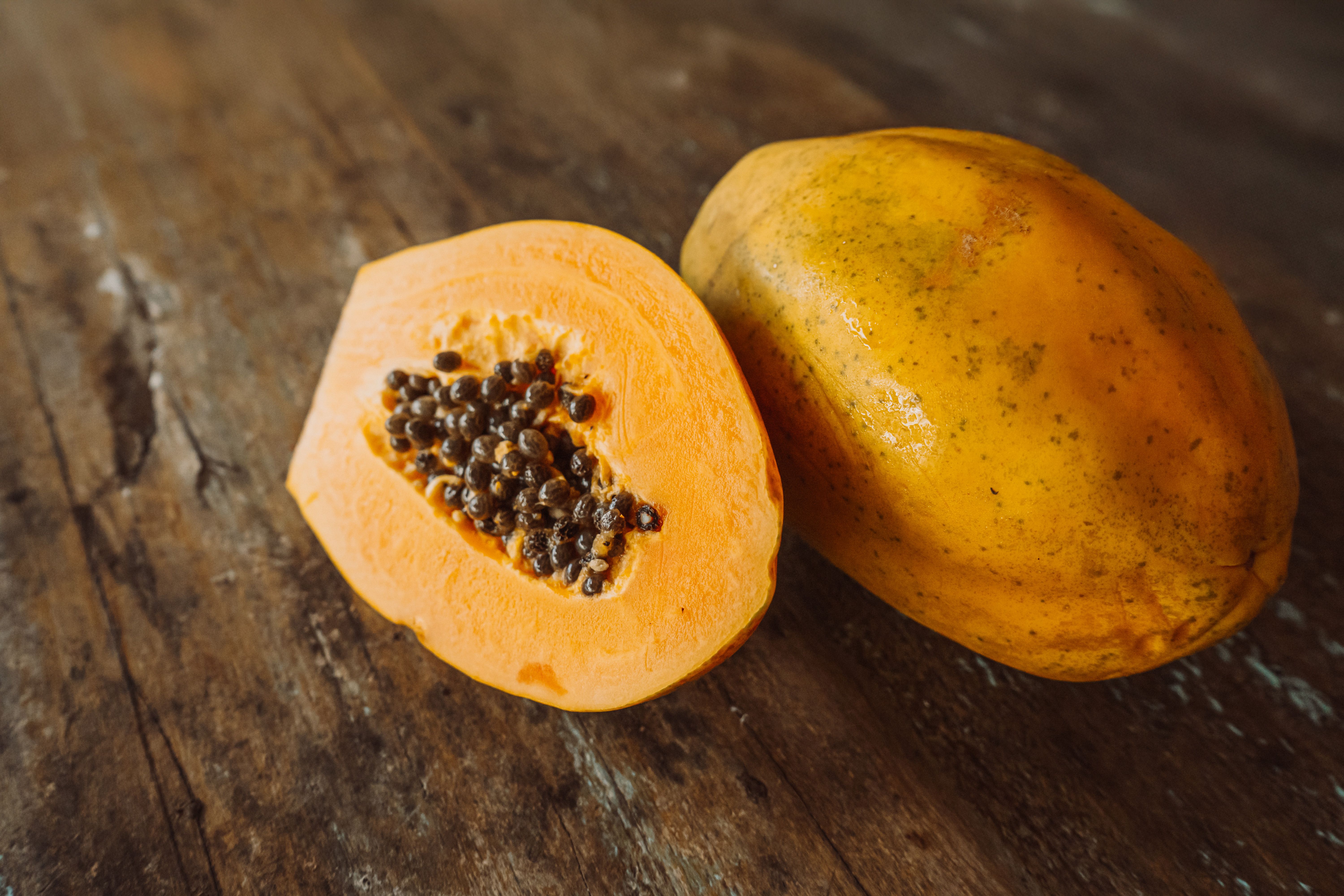 Primer Plano De La Fruta De Papaya Sobre Una Mesa De Madera Rústica ...