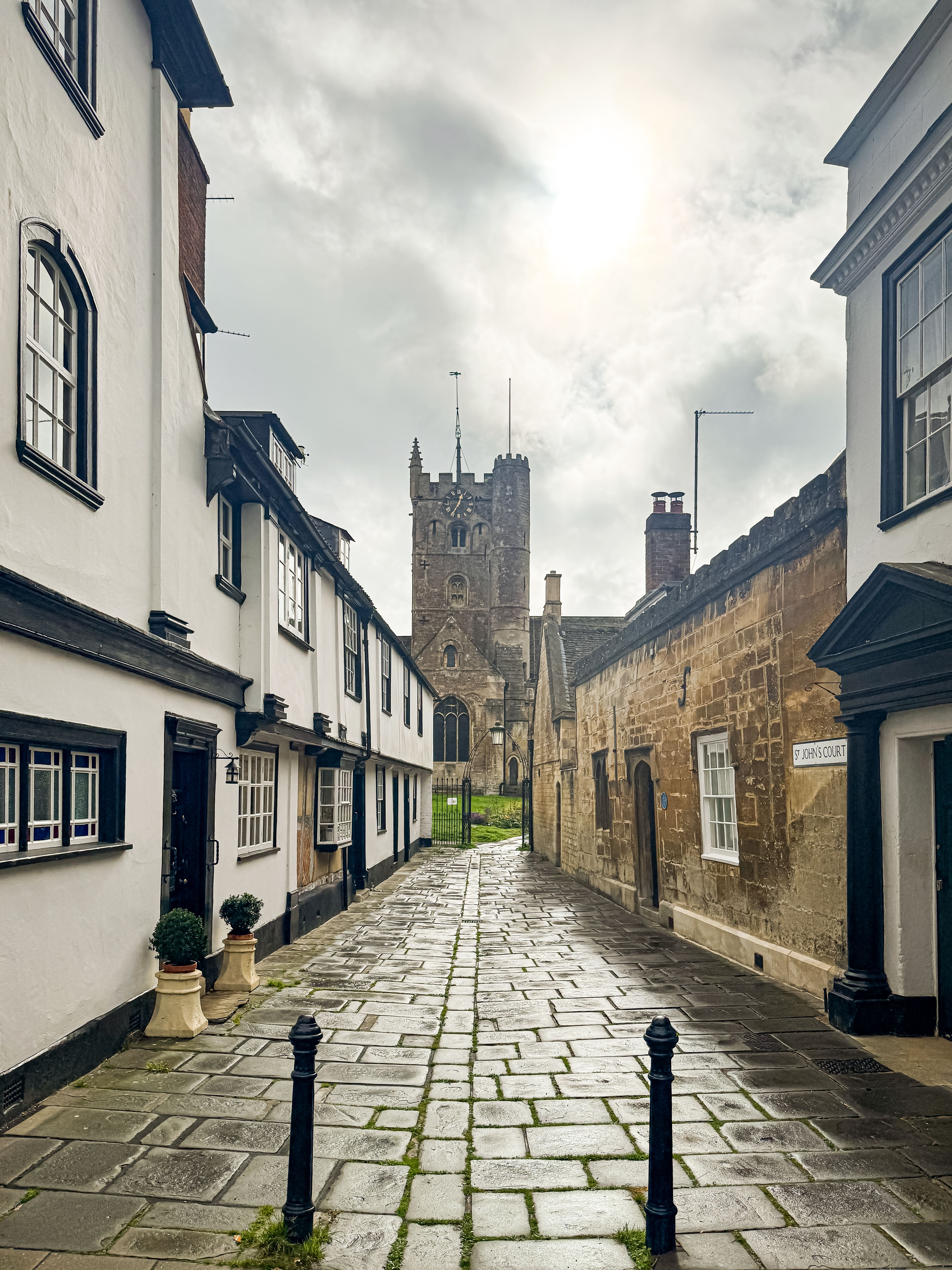 Historic Church and Cobbled Street in Devizes · Free Stock Photo