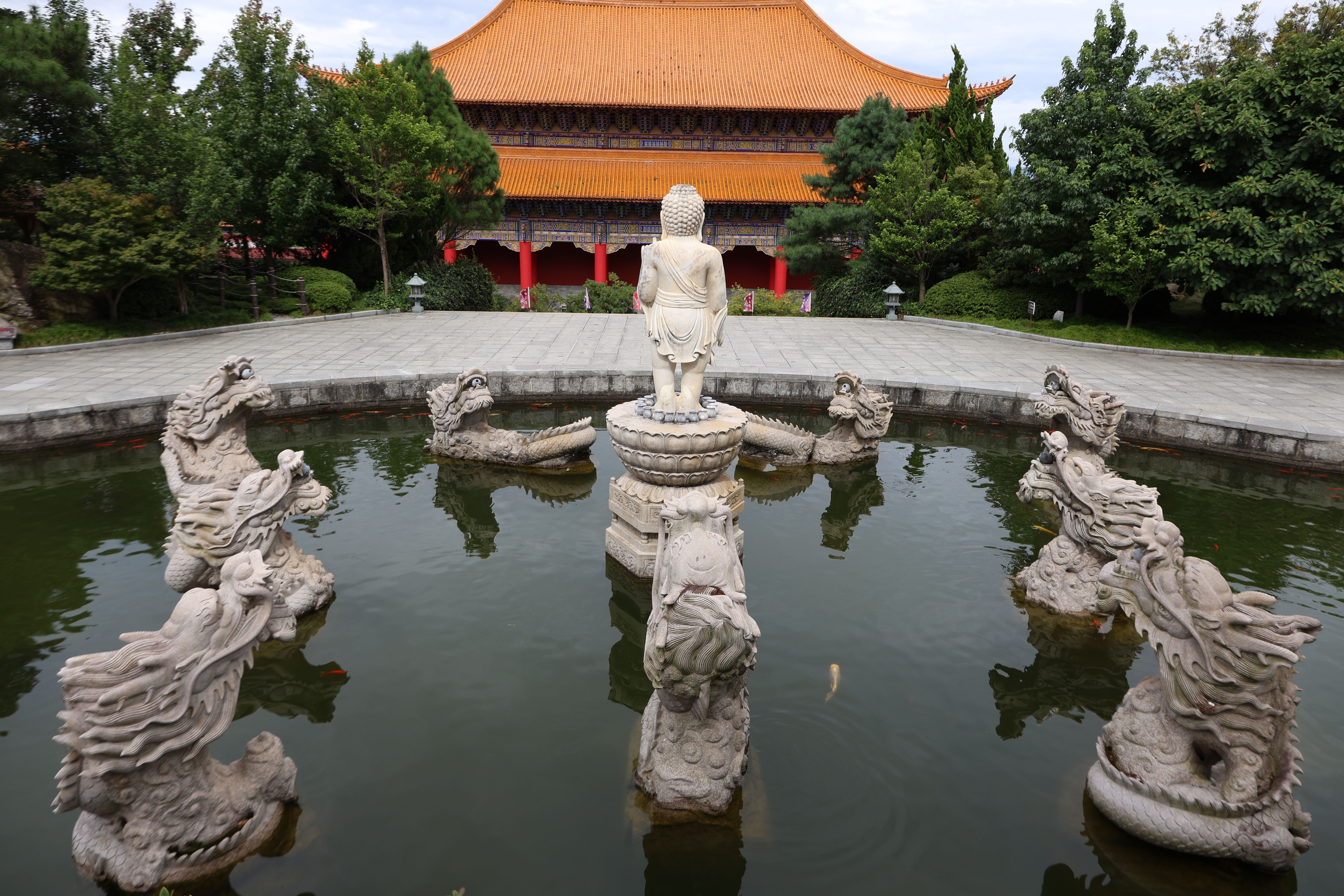 Serene Asian Temple Courtyard with Statues · Free Stock Photo