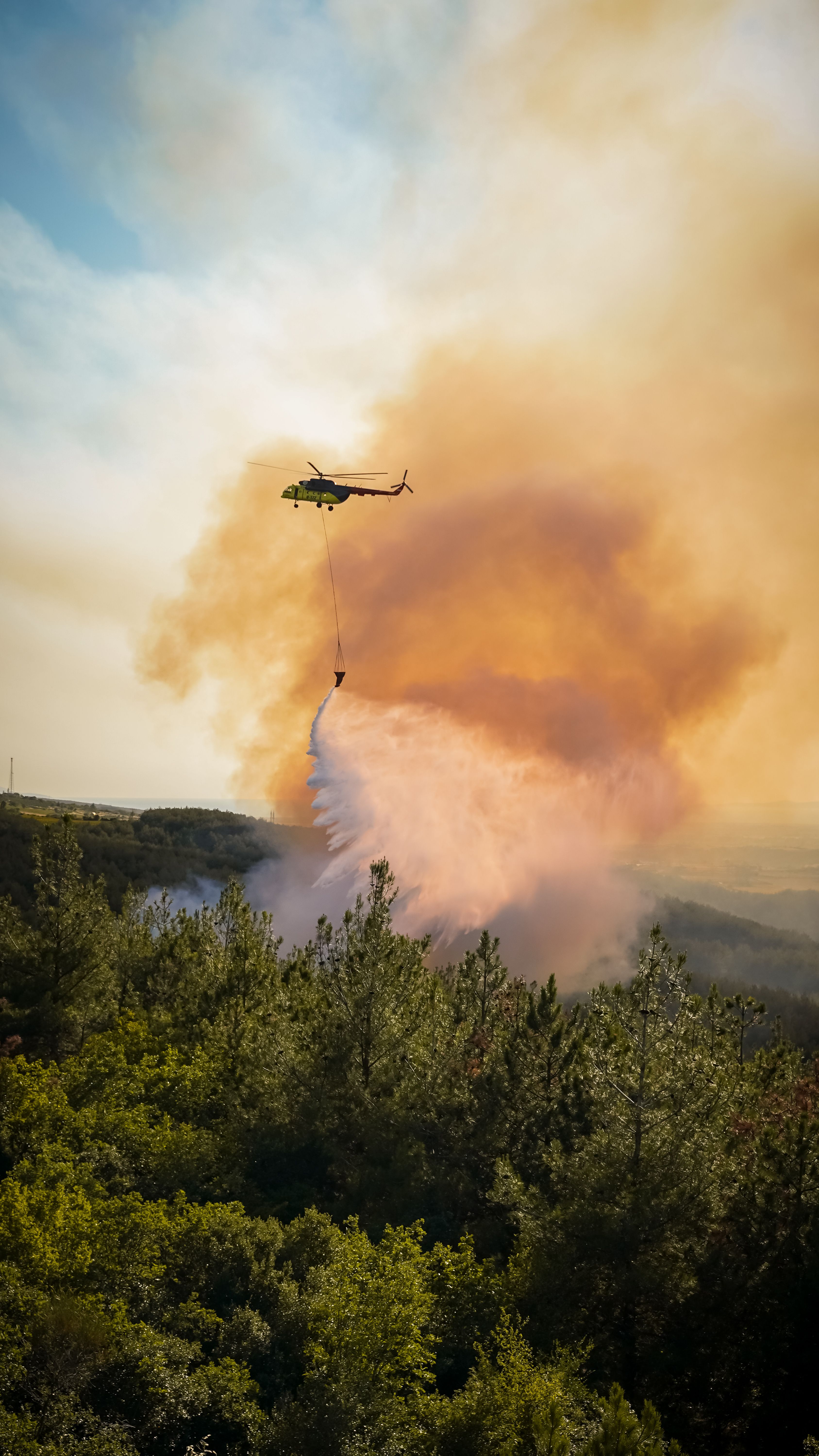 Aerial Firefighting Helicopter over Turkish Forest Fire · Free Stock Photo