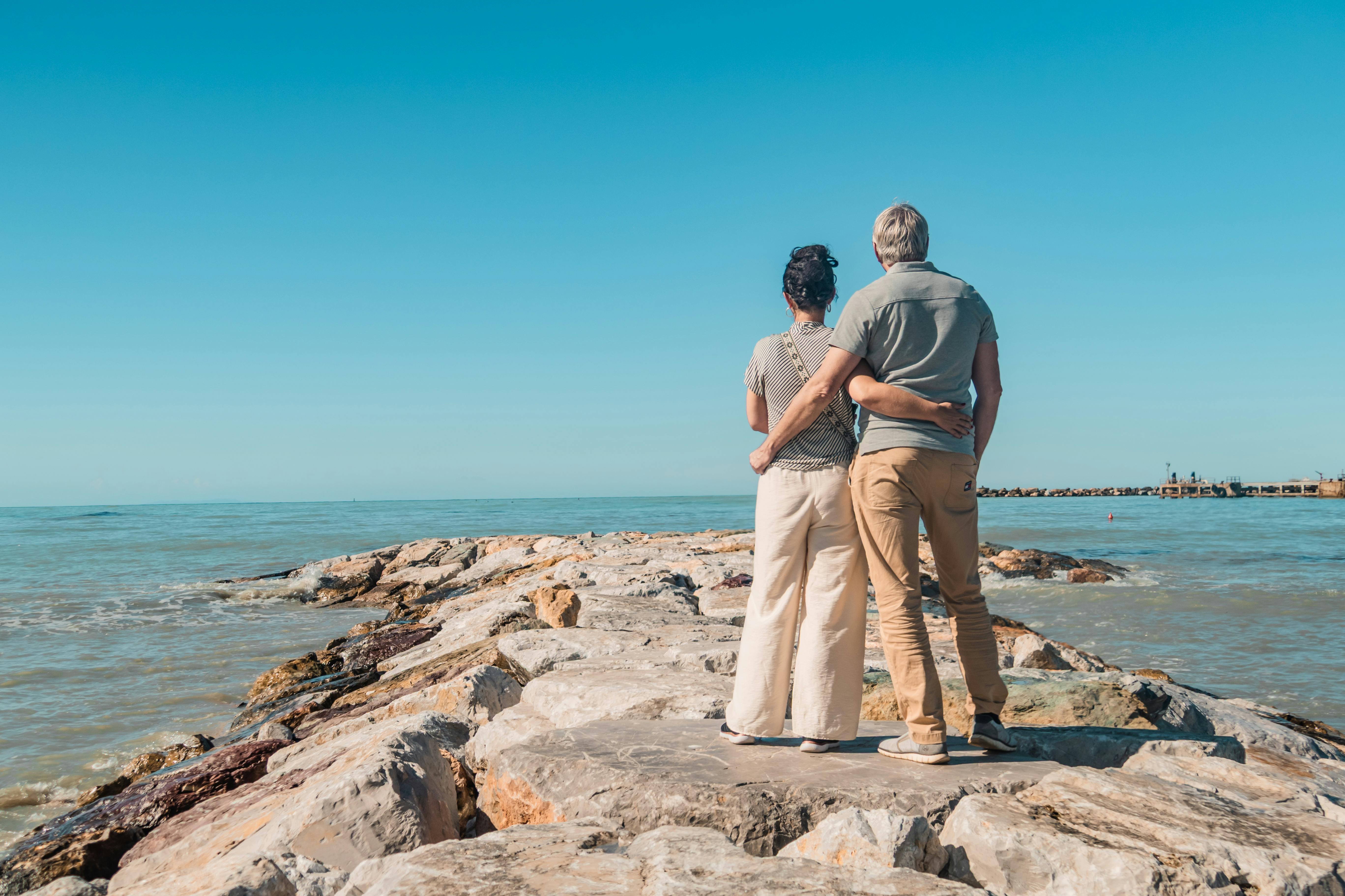Foto de stock gratuita sobre abrazar, agua, al aire libre, amor, cielo azul, cielo limpio, costa ...