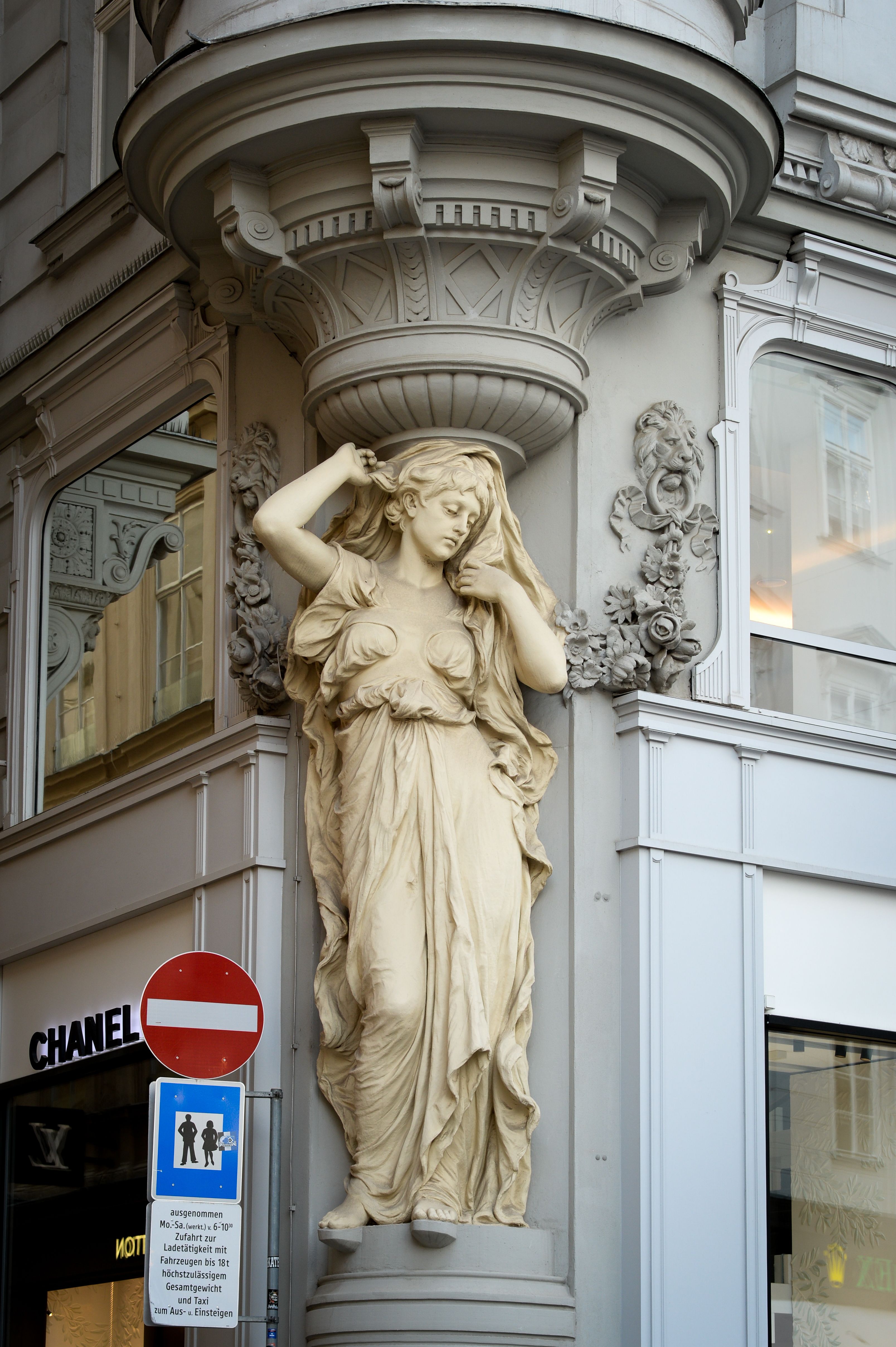 Elegant Architectural Sculpture in Downtown Vienna · Free Stock Photo