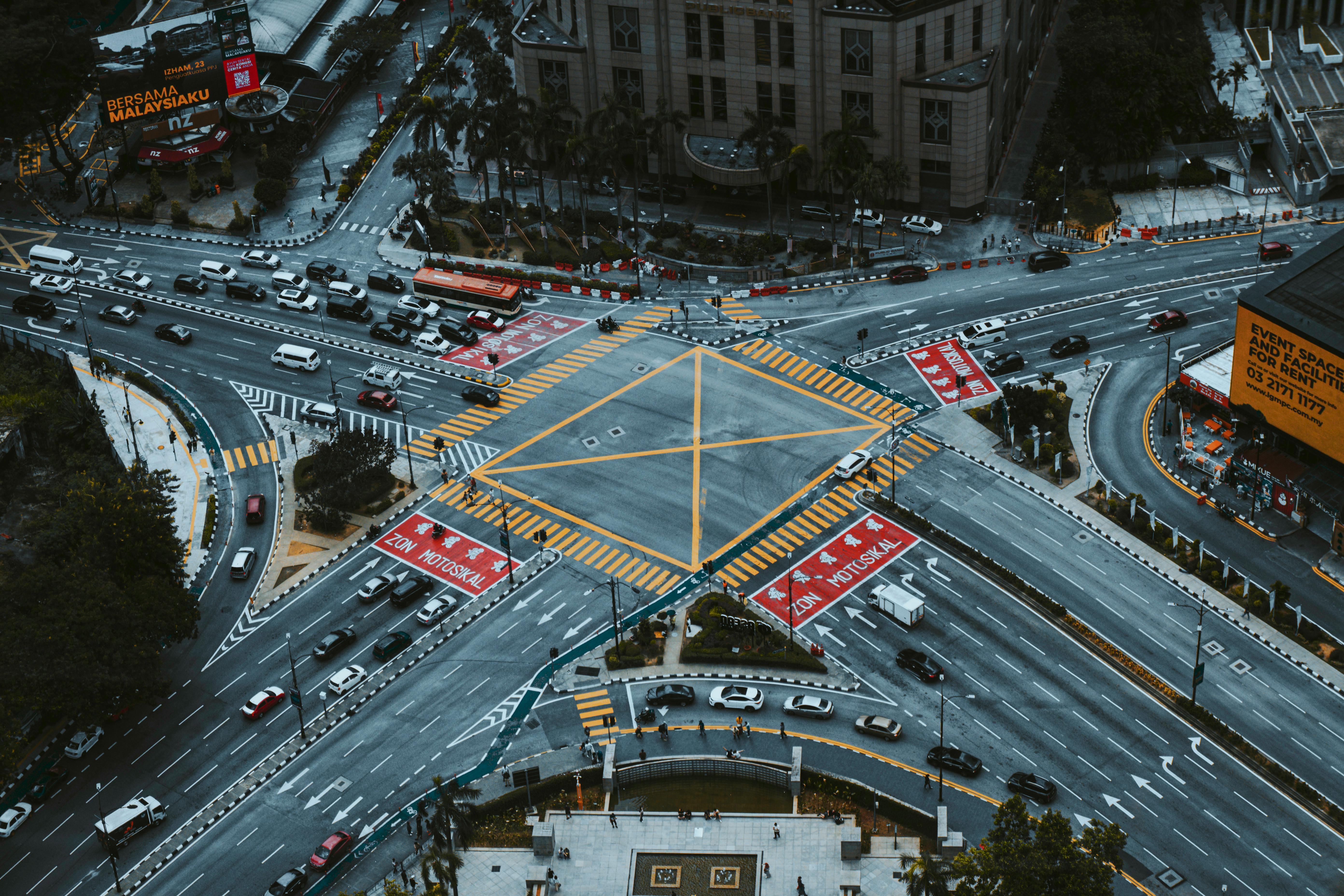 Cruce De Calles En Las Torres Gemelas · Foto de stock gratuita