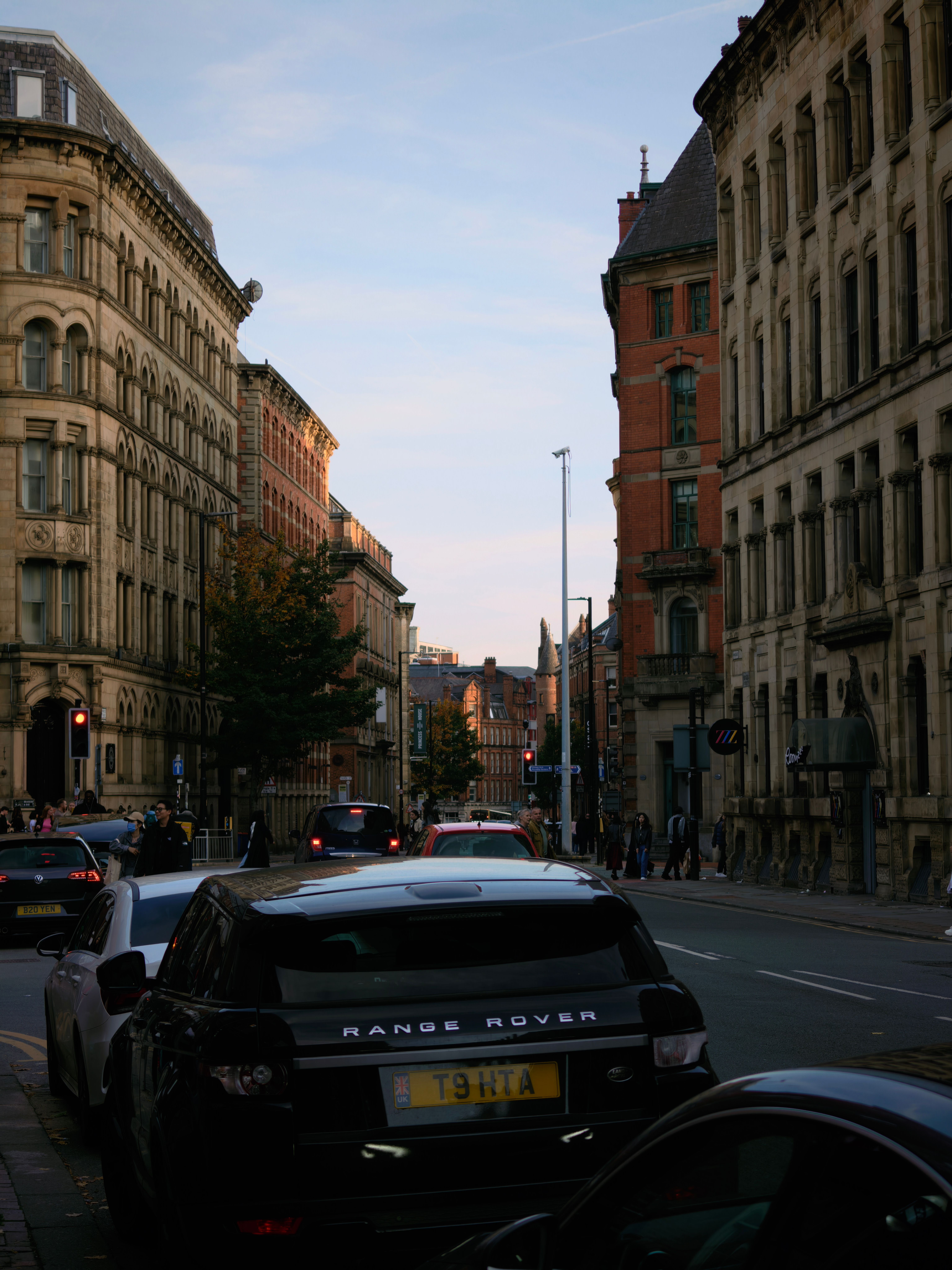 Historic Urban Street with Evening Traffic View · Free Stock Photo