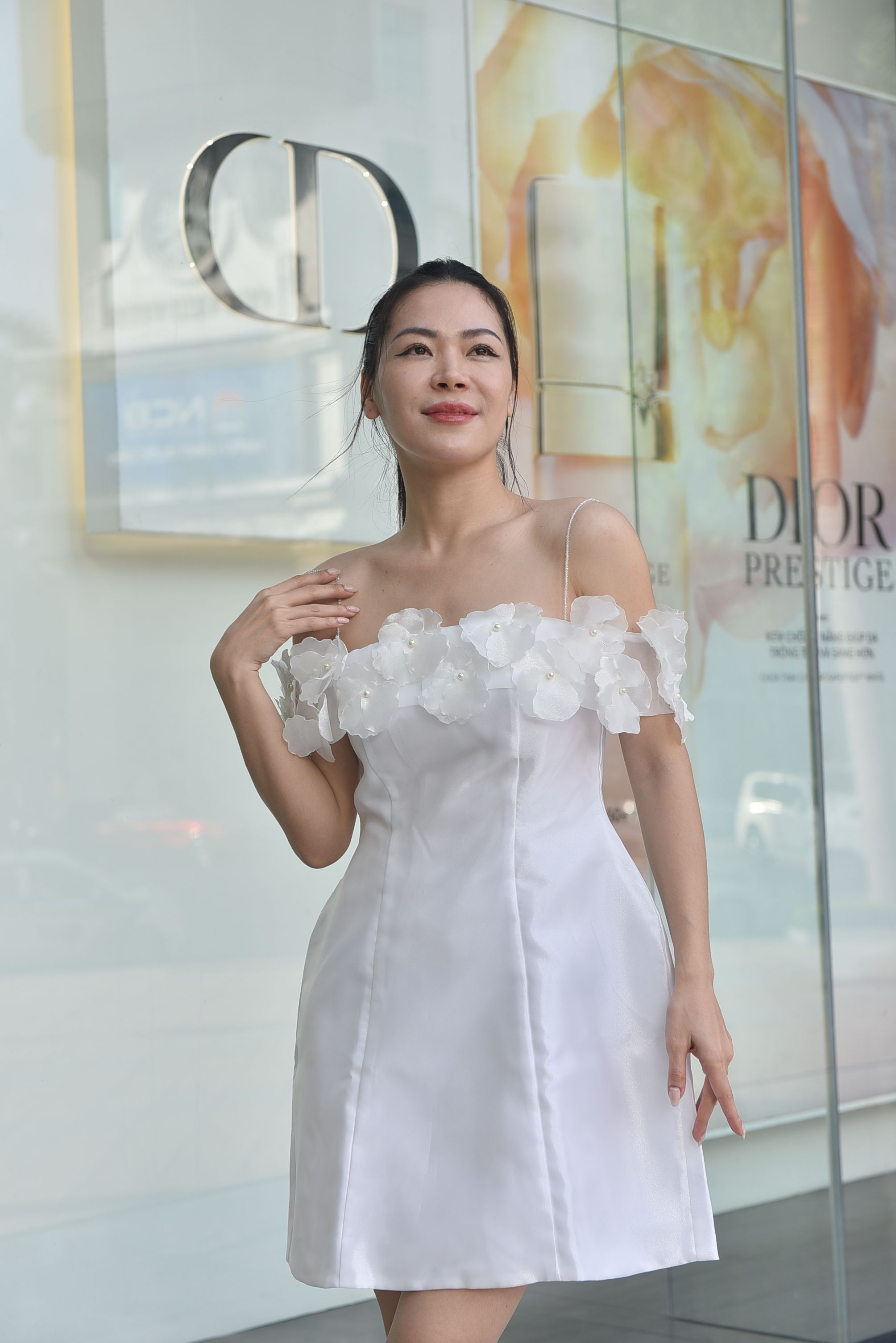 Femme Chic En Robe Blanche élégante à L'extérieur D'un Magasin De Luxe ...