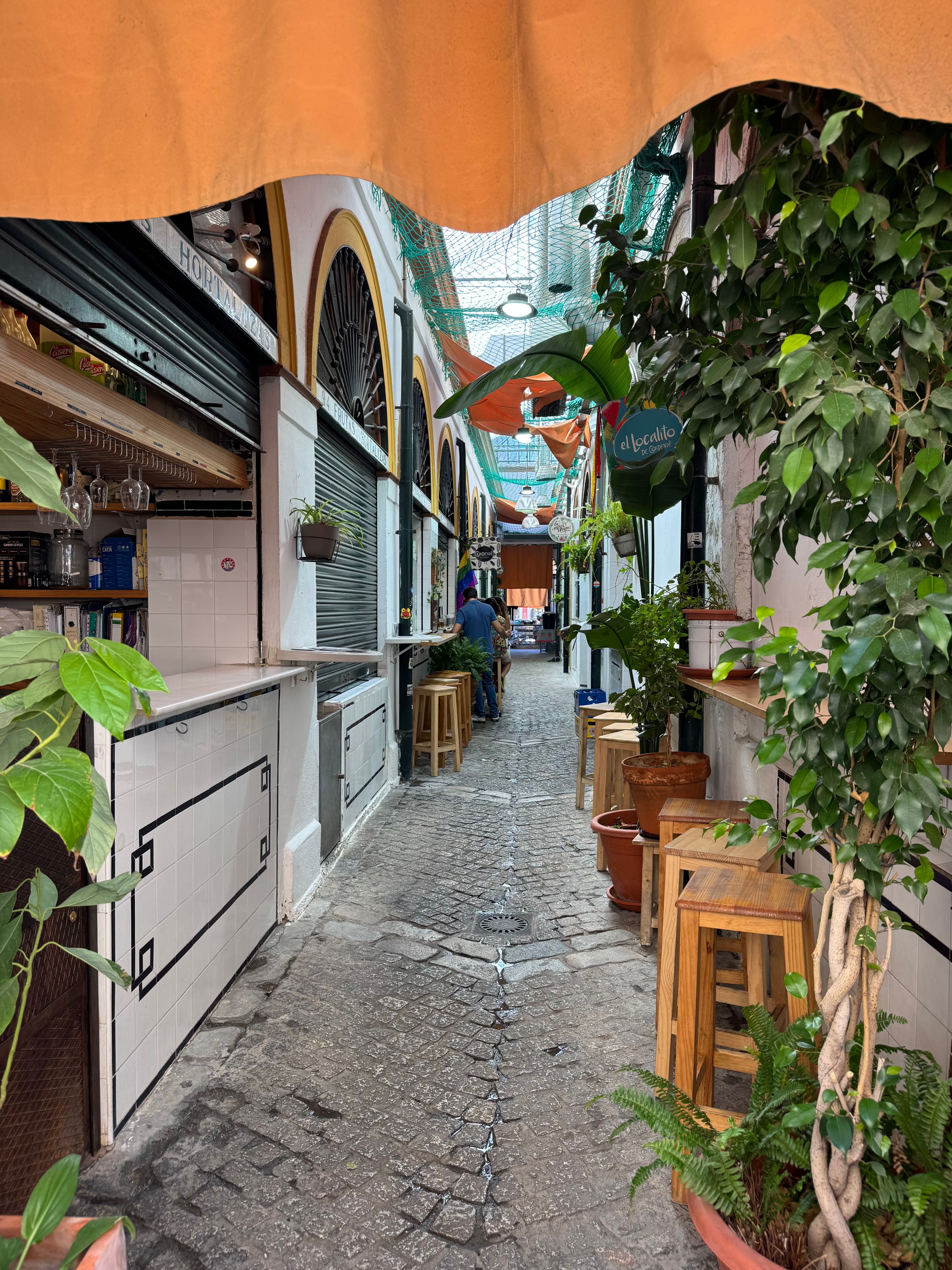 Charming Alleyway with Cozy Café Seating · Free Stock Photo