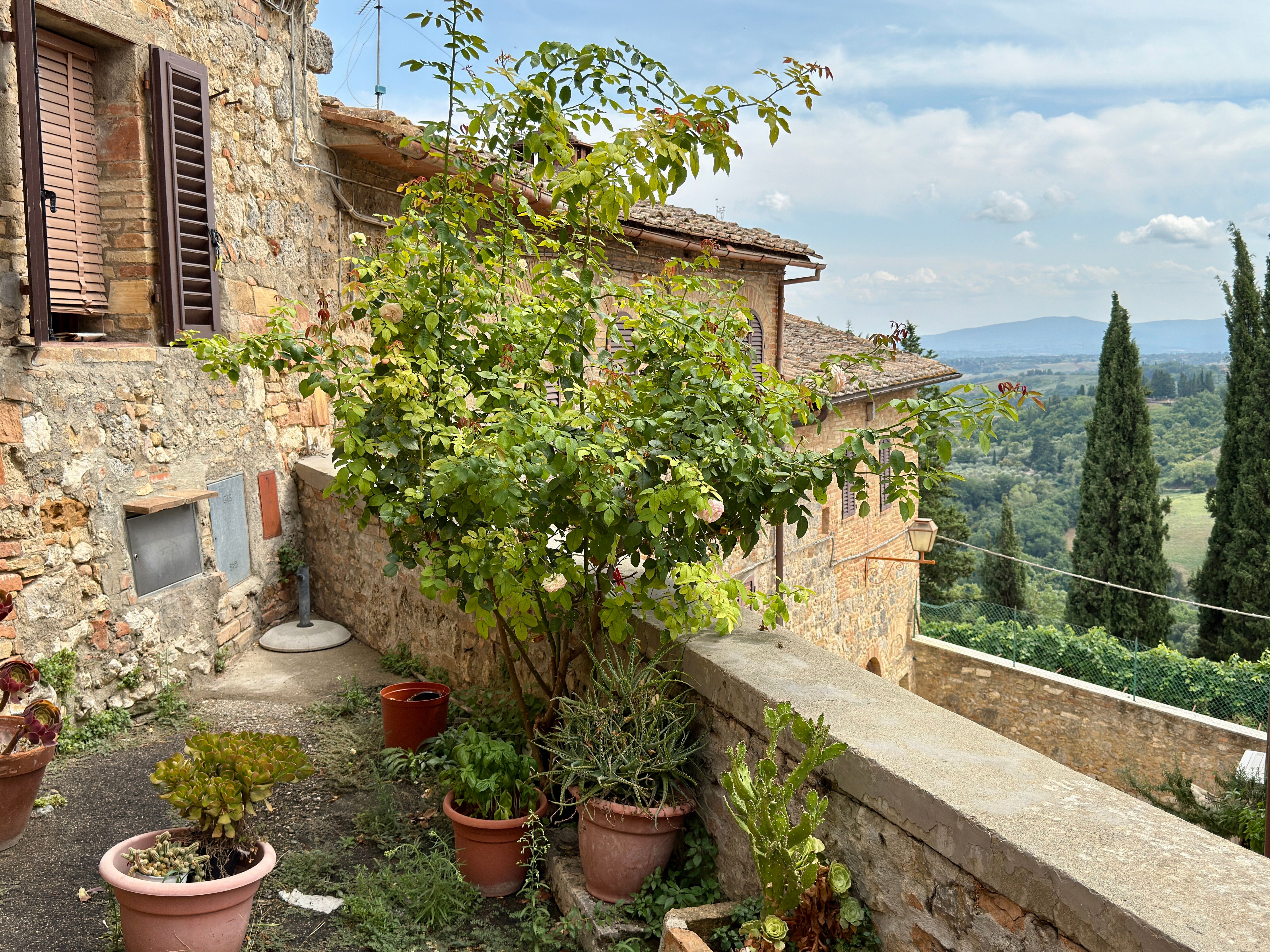Picturesque Italian Countryside View with Stone House · Free Stock Photo
