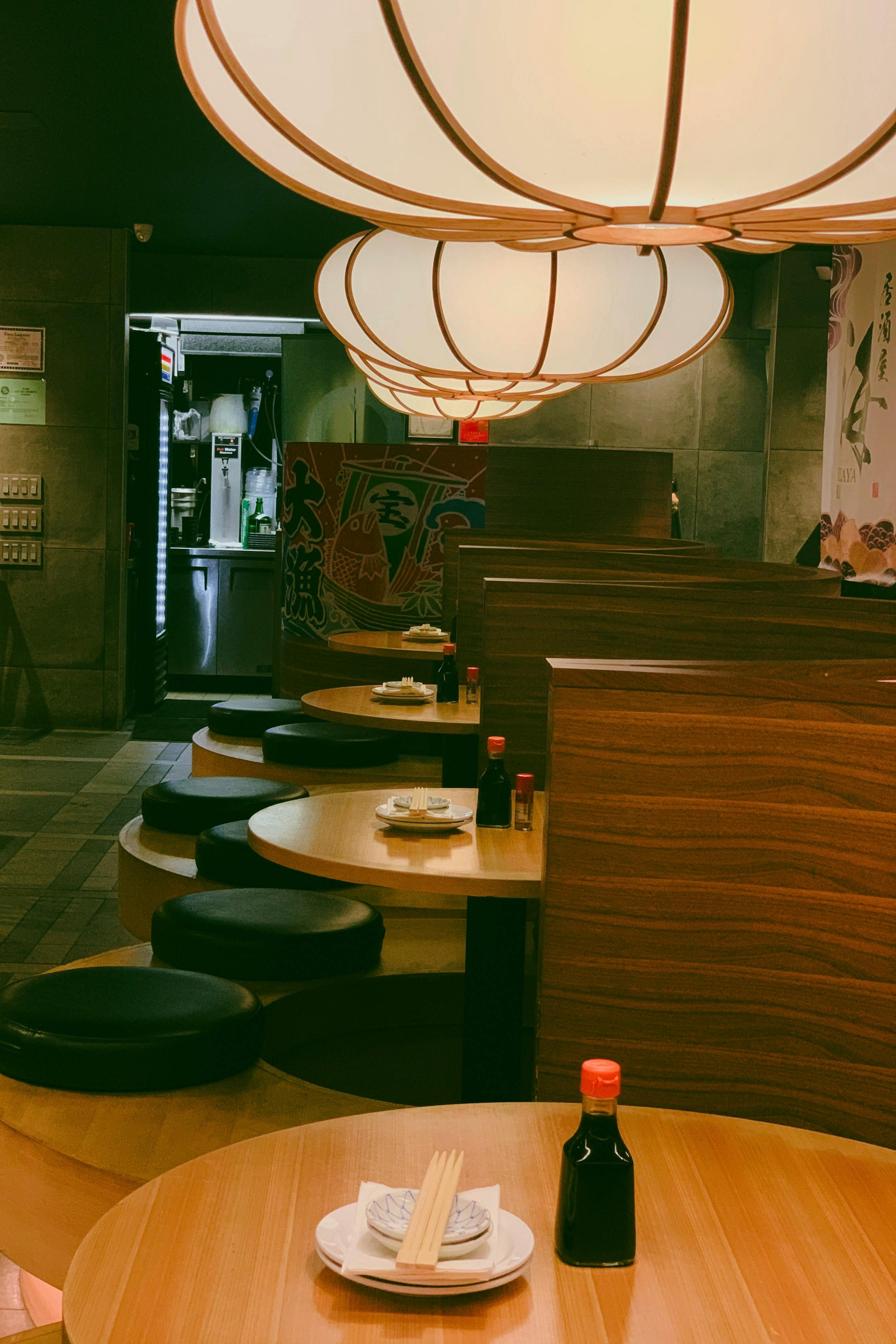 Cozy Japanese Restaurant Interior with Wooden Booths · Free Stock Photo