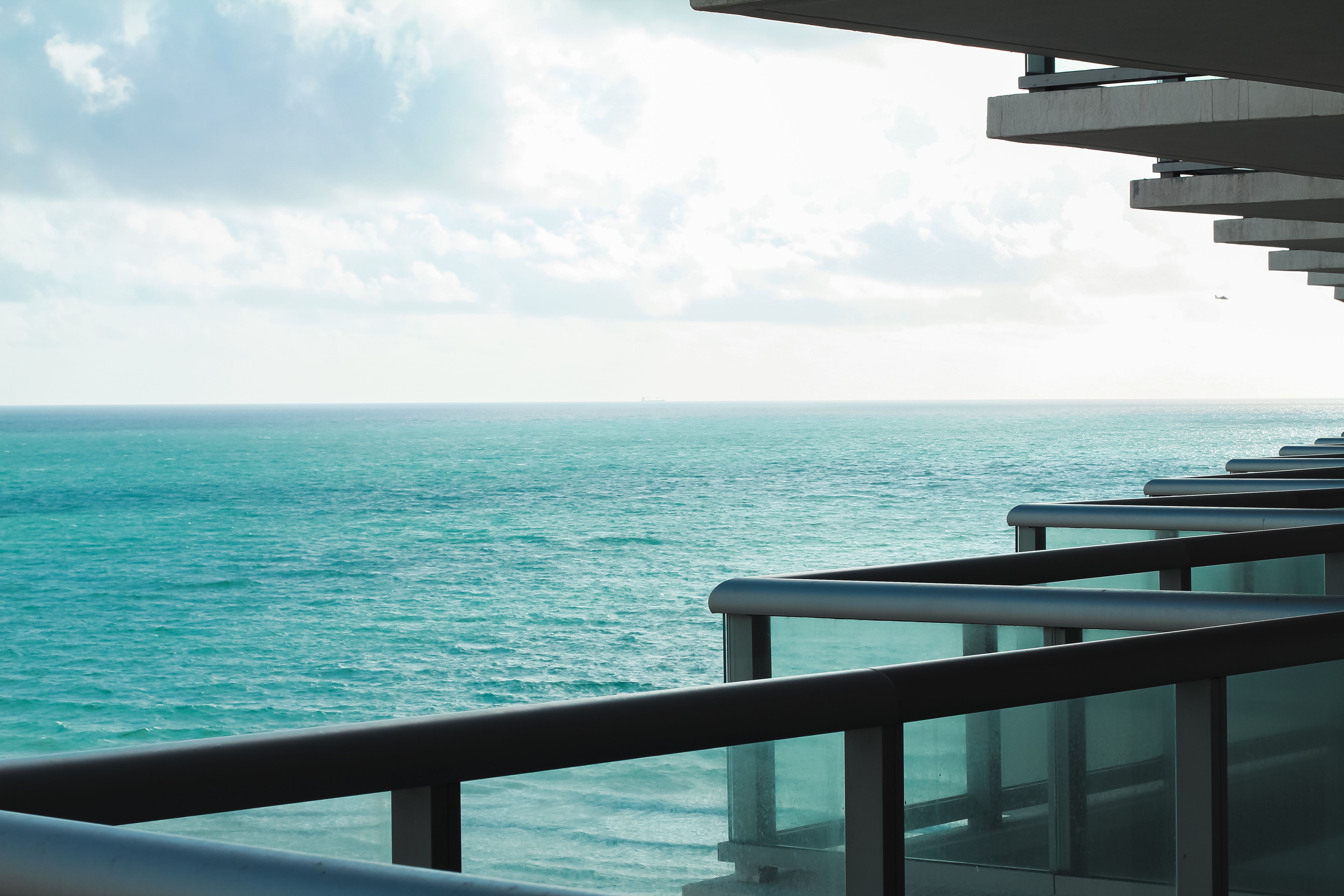 Vista Panorâmica Do Oceano Da Varanda Moderna · Foto profissional gratuita