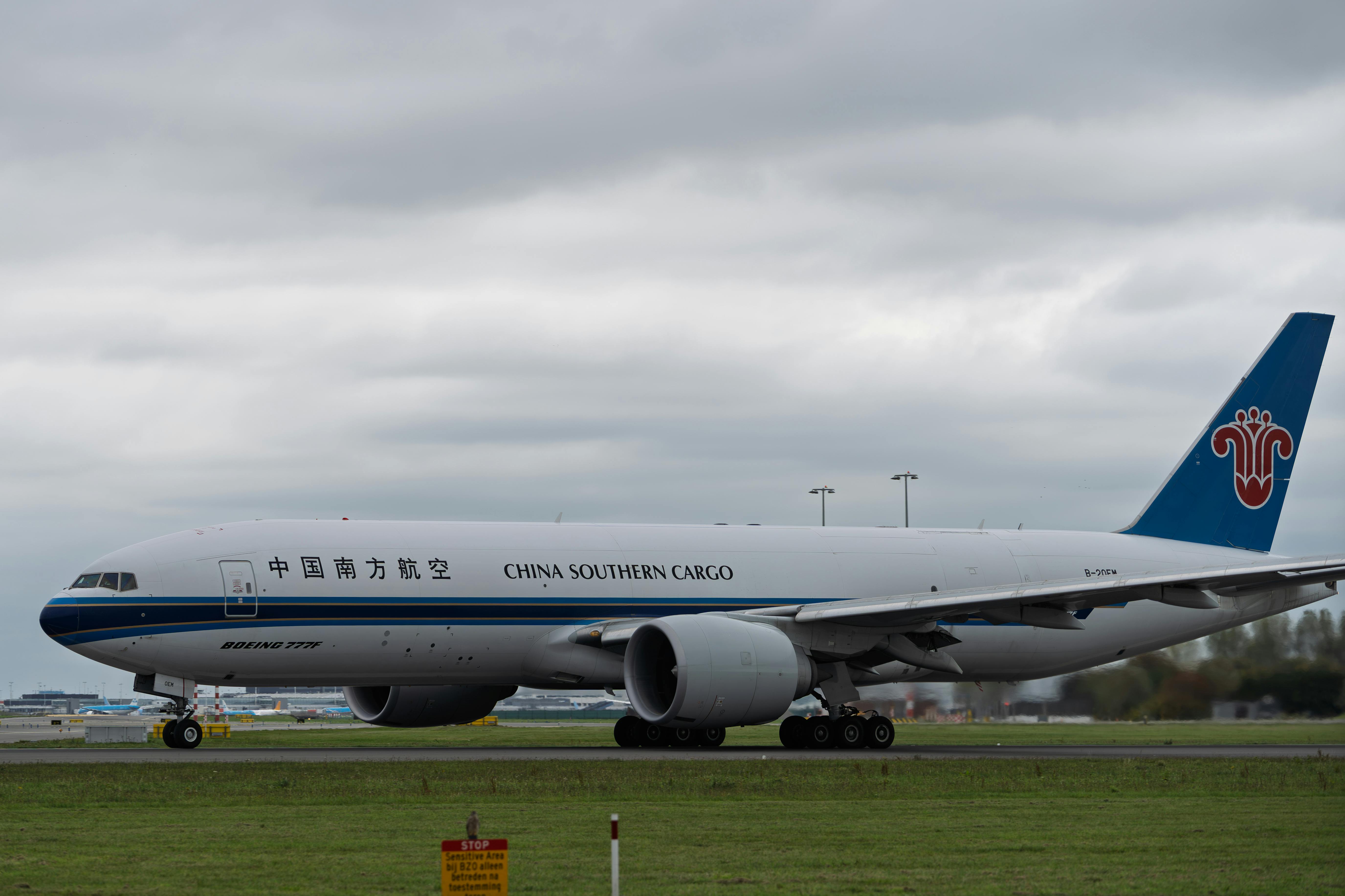 Boeing 777 De Carga De China Southern En La Pista · Foto de stock gratuita