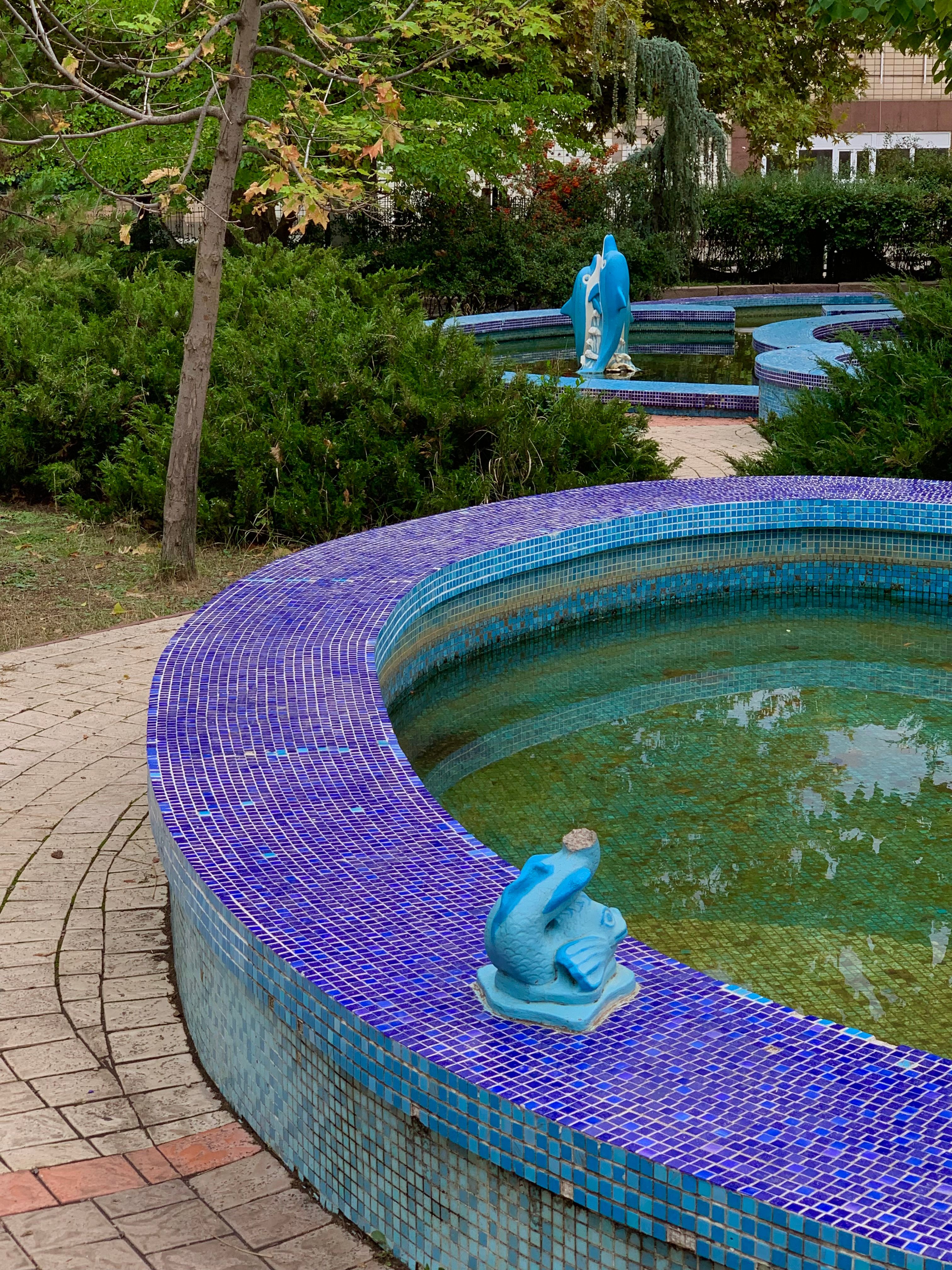 Vibrant Circular Fountain with Blue Mosaic Tiles · Free Stock Photo