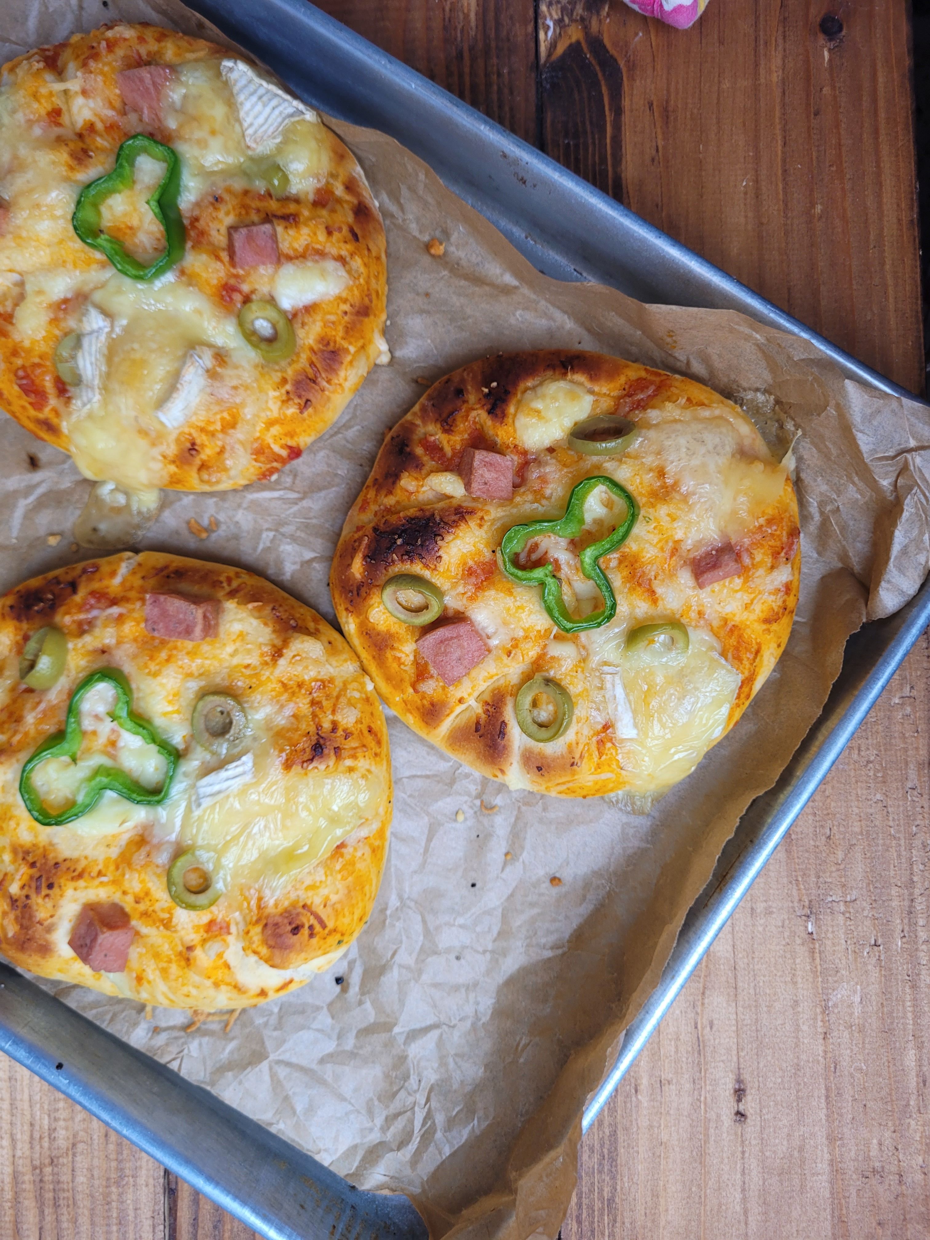Delicious Mini Pizzas with Toppings on Tray · Free Stock Photo