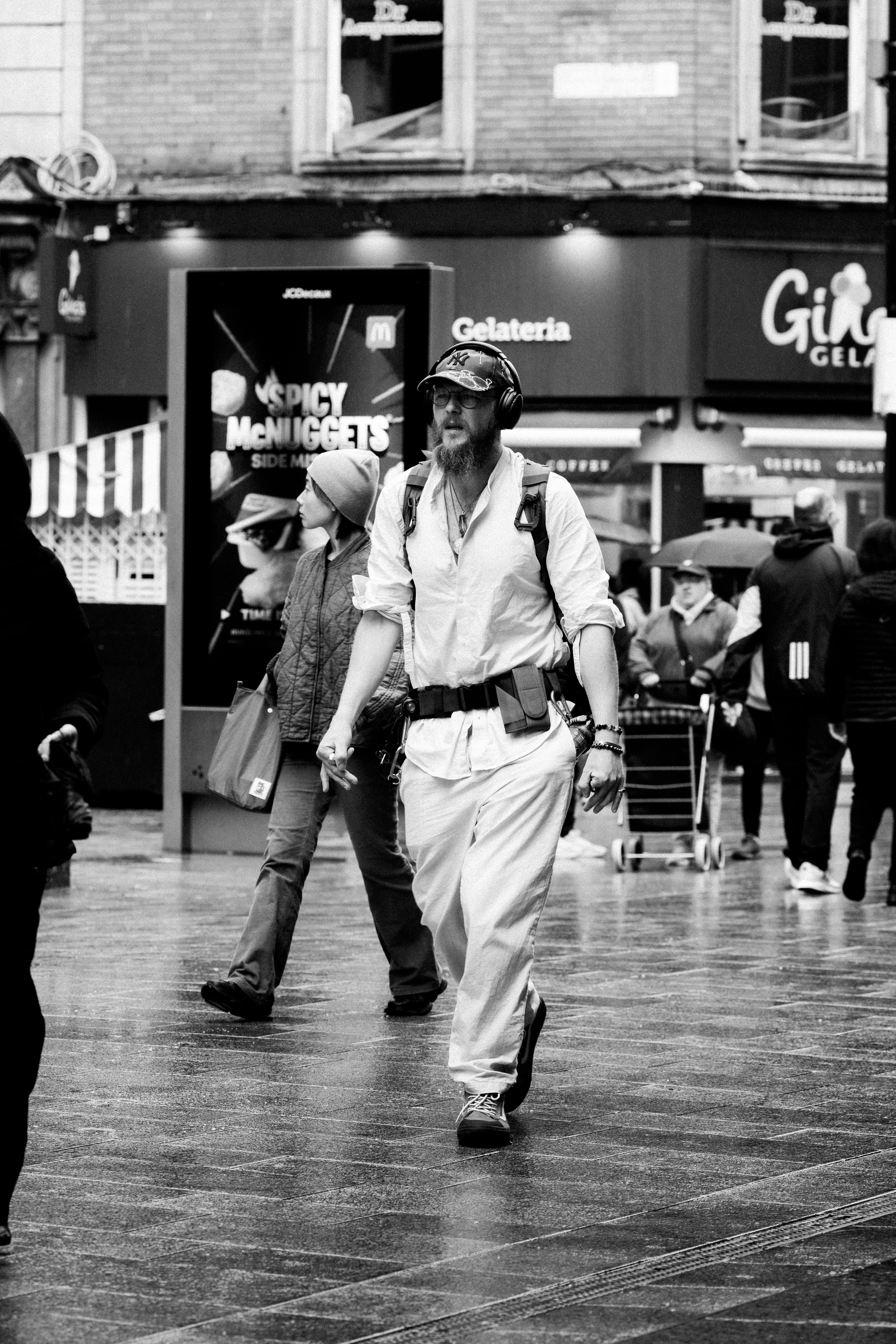 Street Scene in Dublin City Center, Ireland · Free Stock Photo