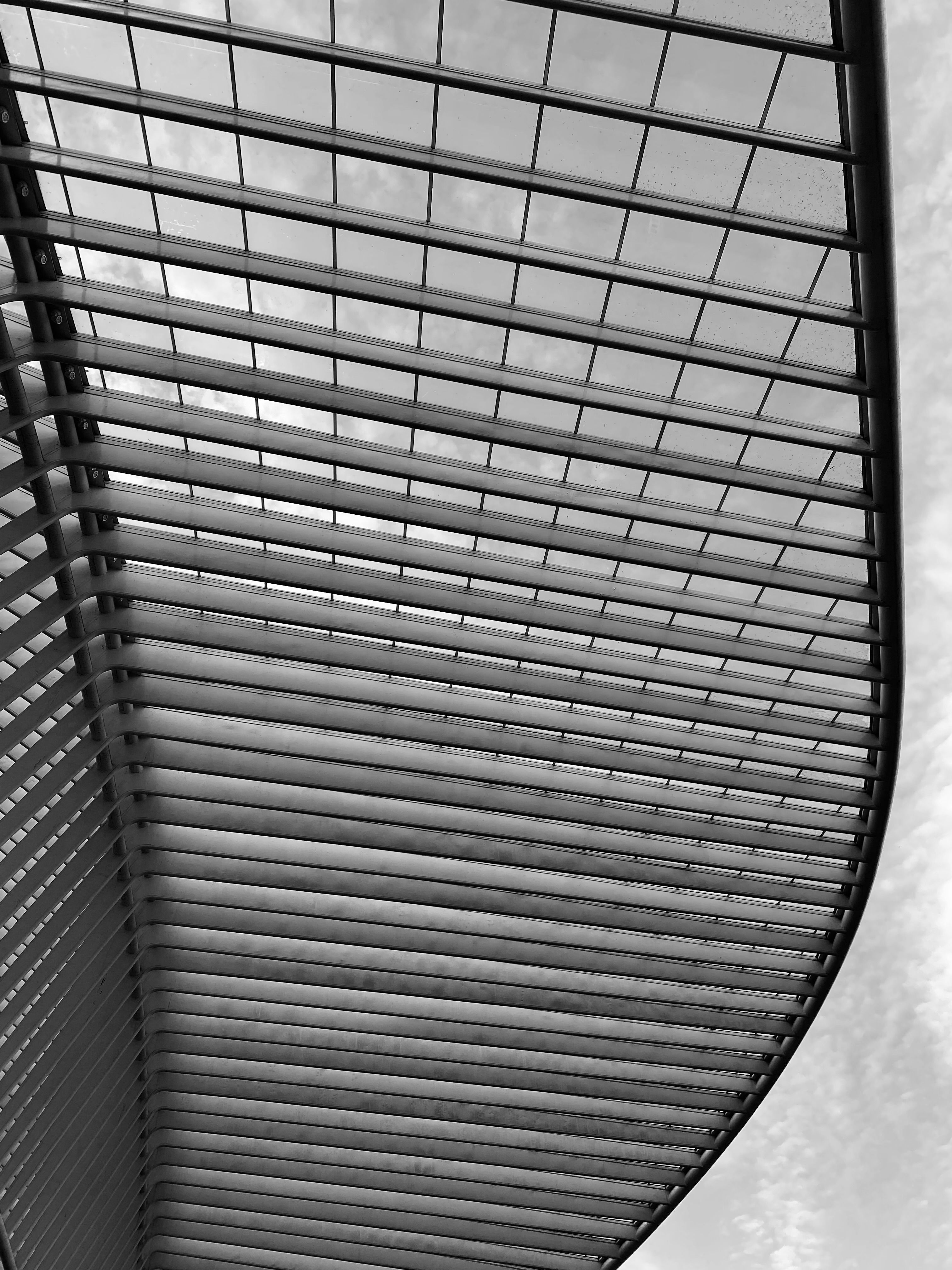 Líneas Arquitectónicas Modernas En La Estación De Lieja · Foto de stock ...