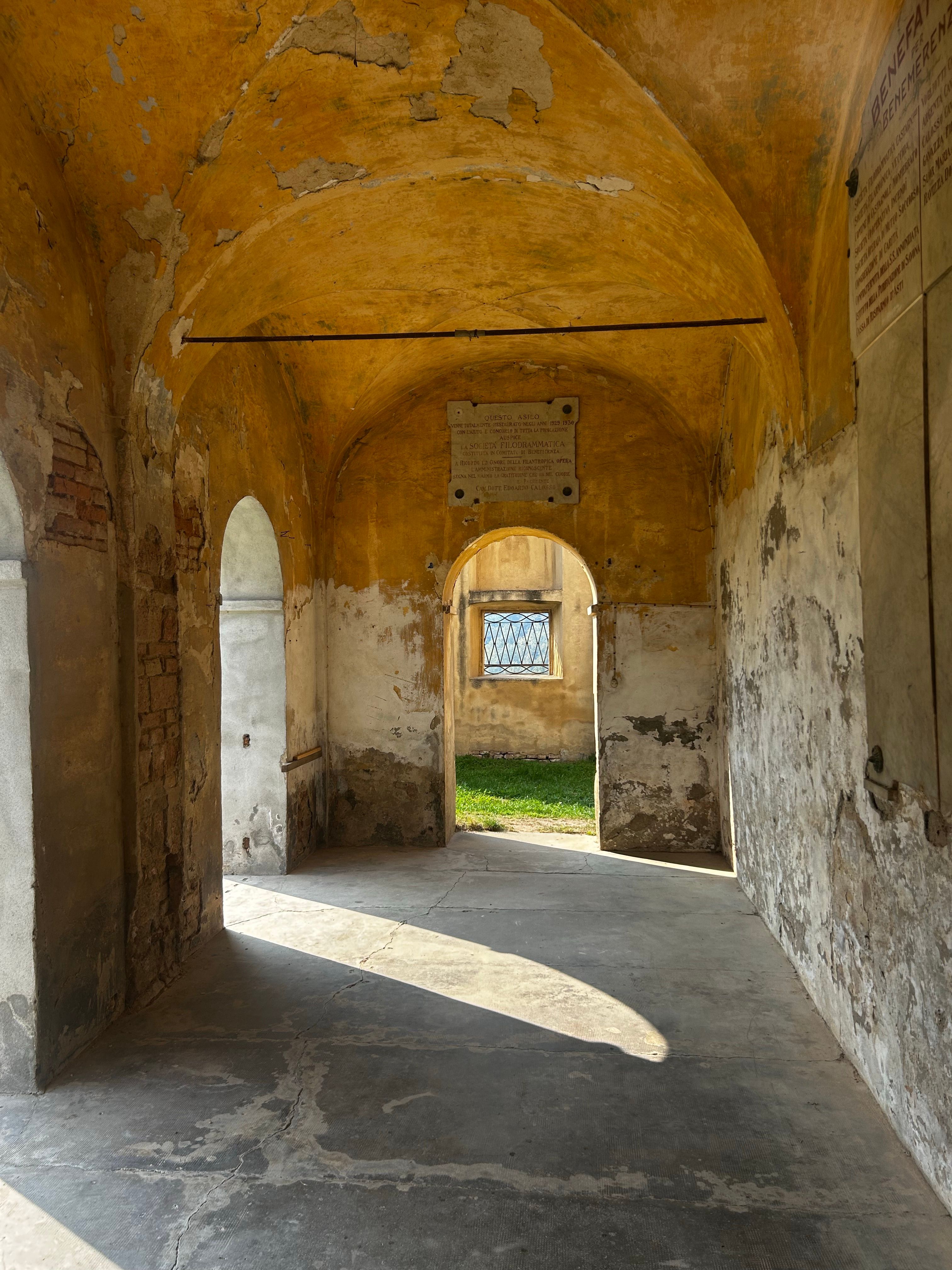 Historic Archway with Weathered Walls and Sunlight · Free Stock Photo