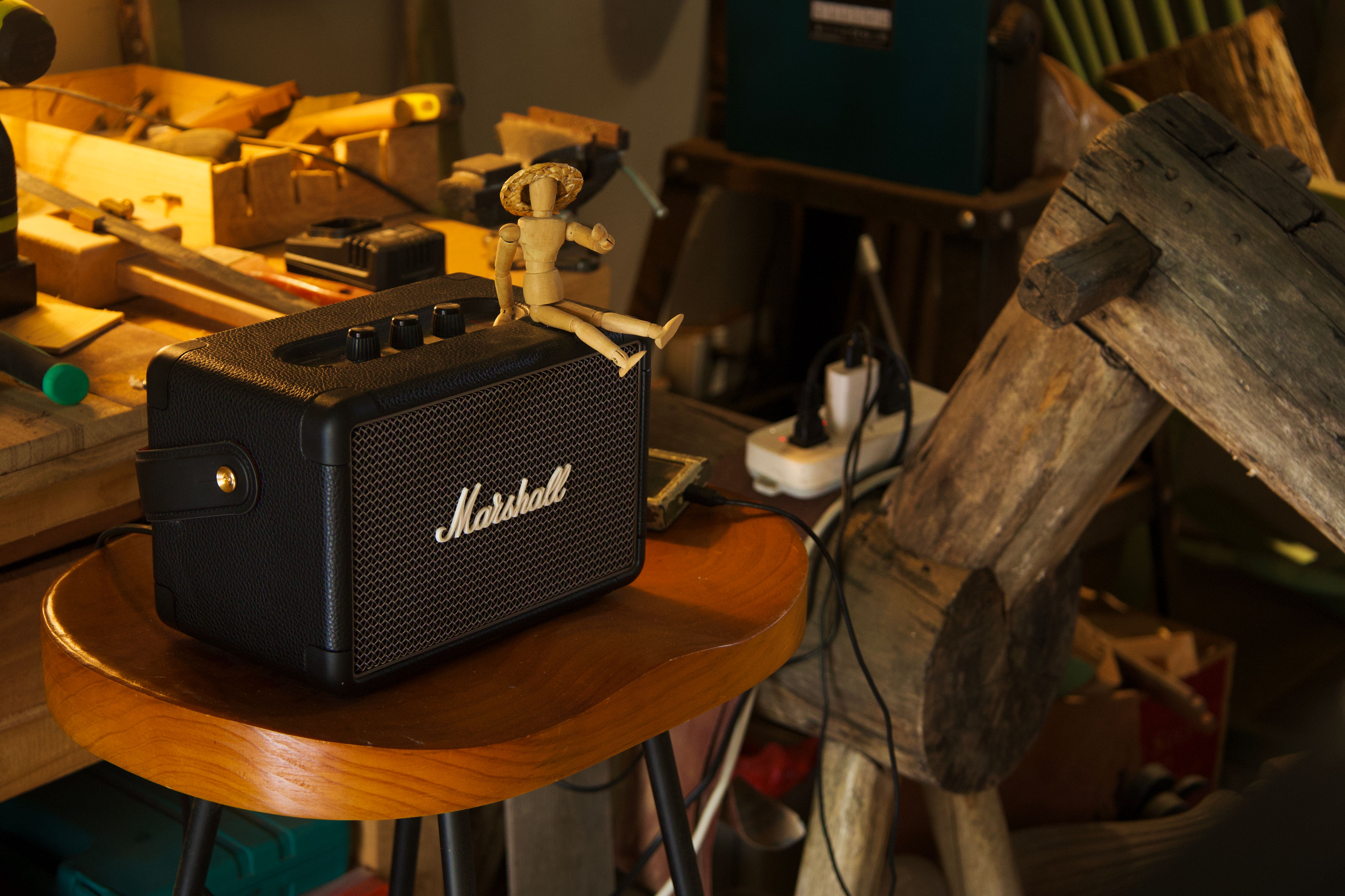 Vintage Amplifier in Cozy Workshop Setting · Free Stock Photo