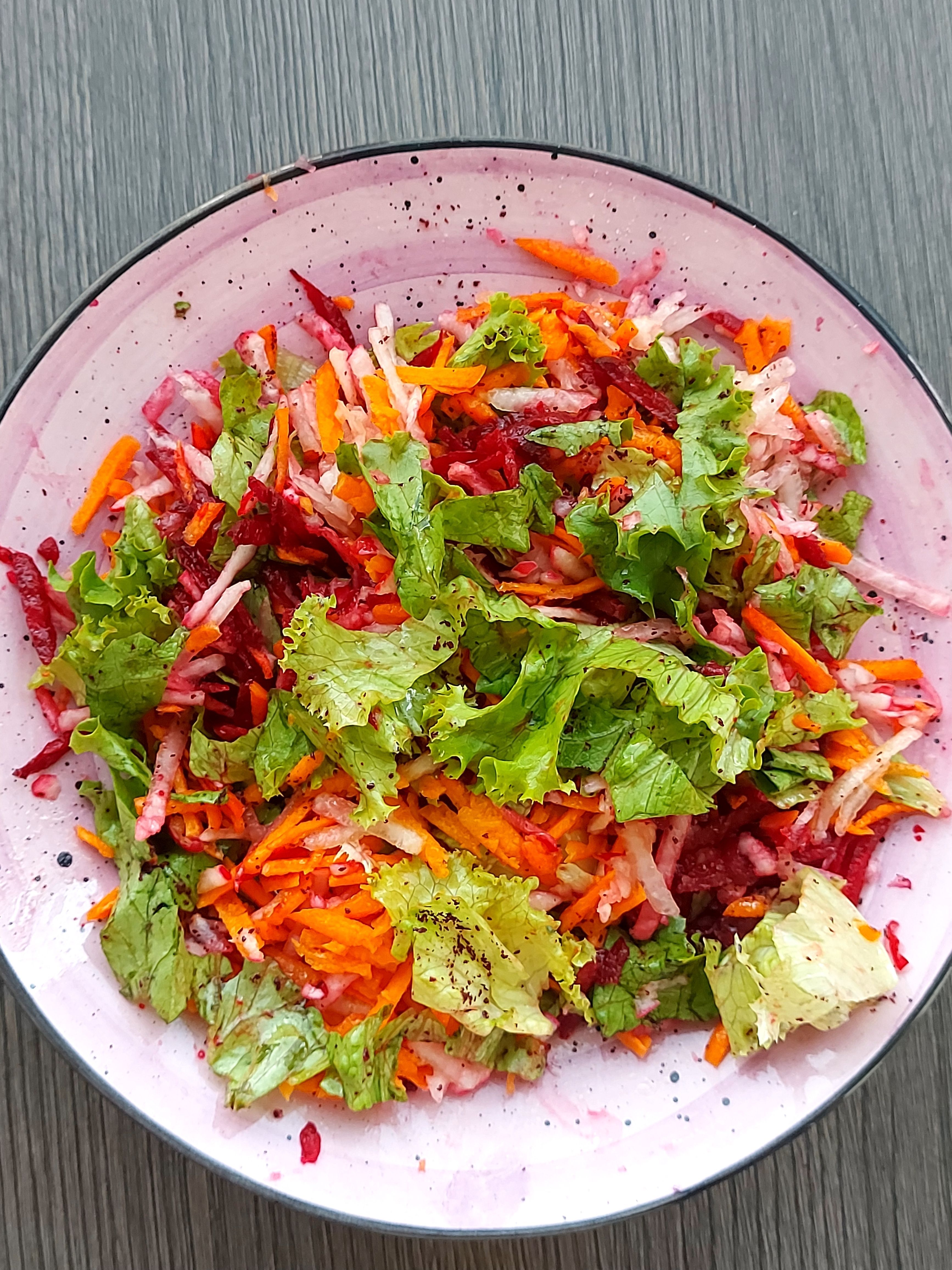 Vibrant Fresh Salad with Lettuce and Veggies · Free Stock Photo