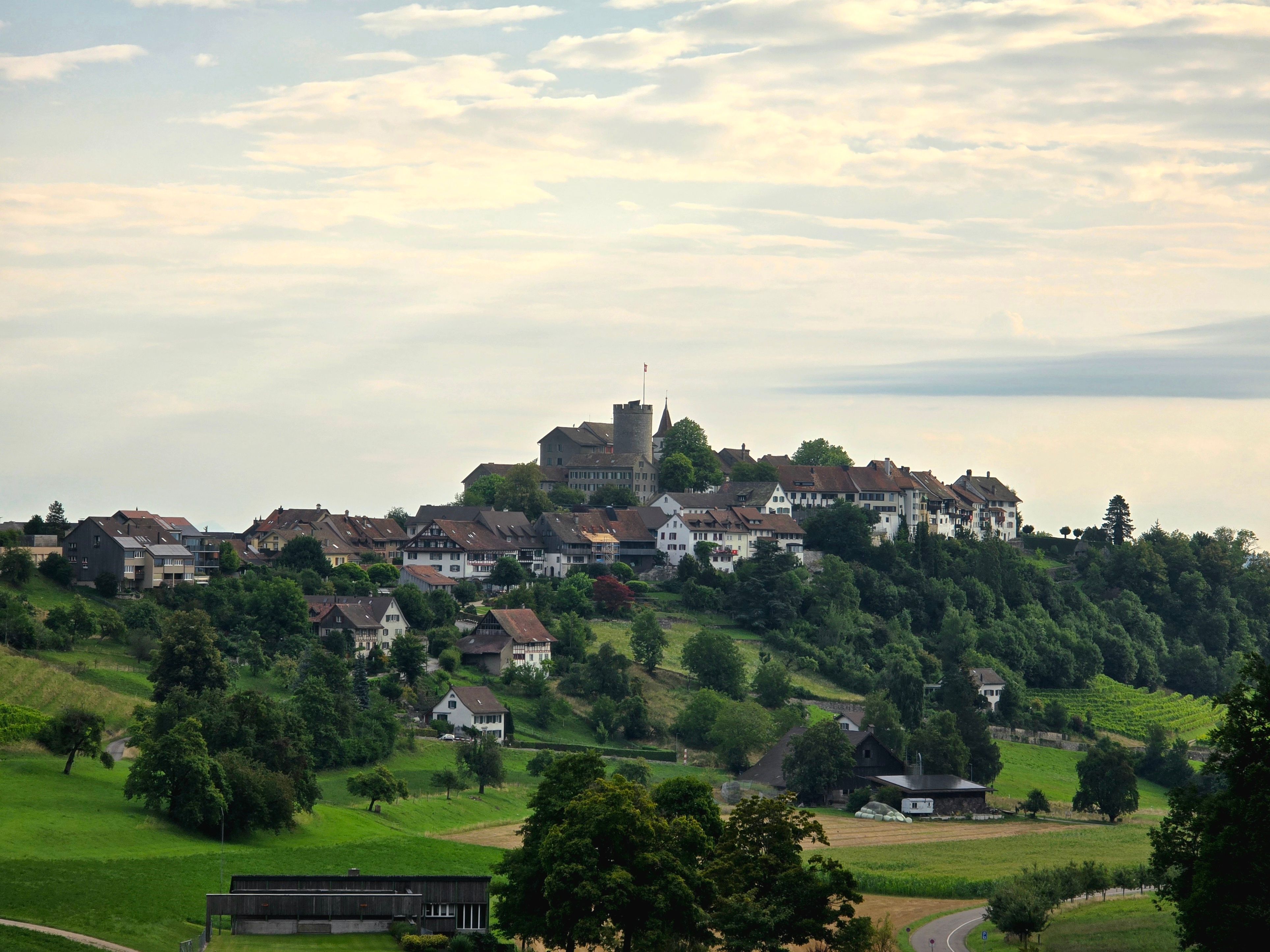 Malerischer Blick Auf Schloss Regensberg Und Historische Häuser Auf ...