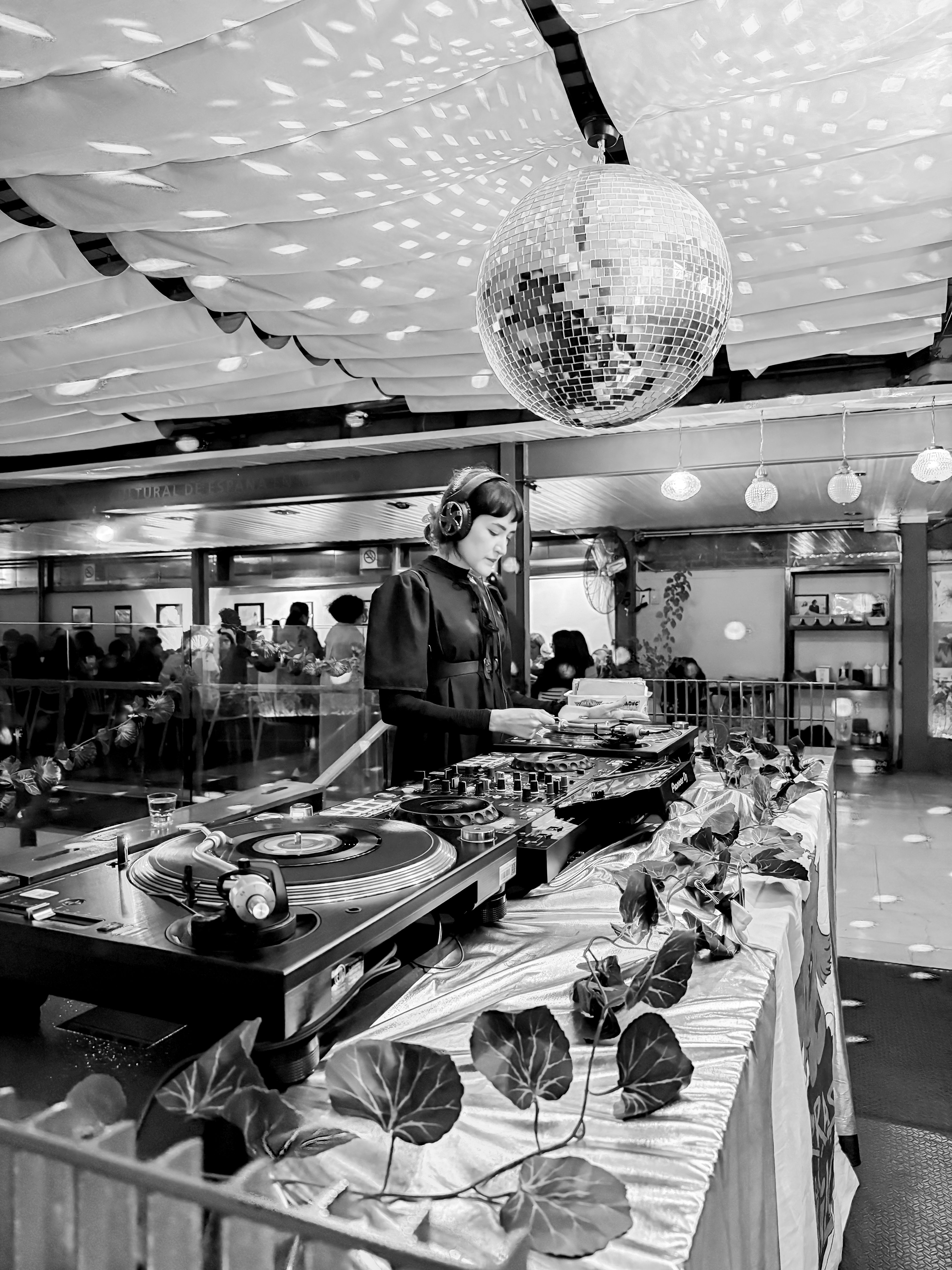 DJ Performing at Chic Event in Mexico City · Free Stock Photo