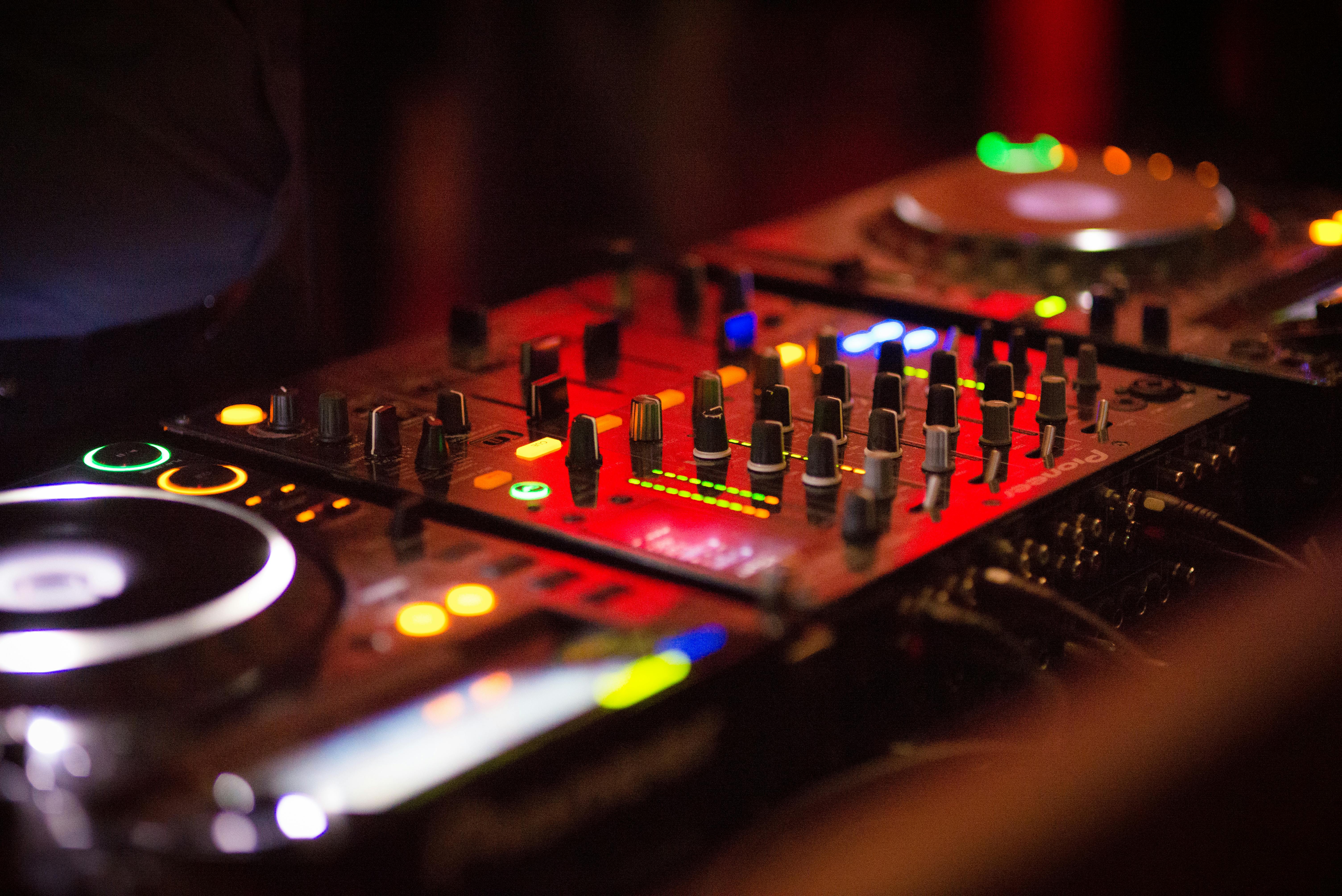 Console De Mixage Dj Dynamique Dans Un Cadre De Boîte De Nuit · Photo ...