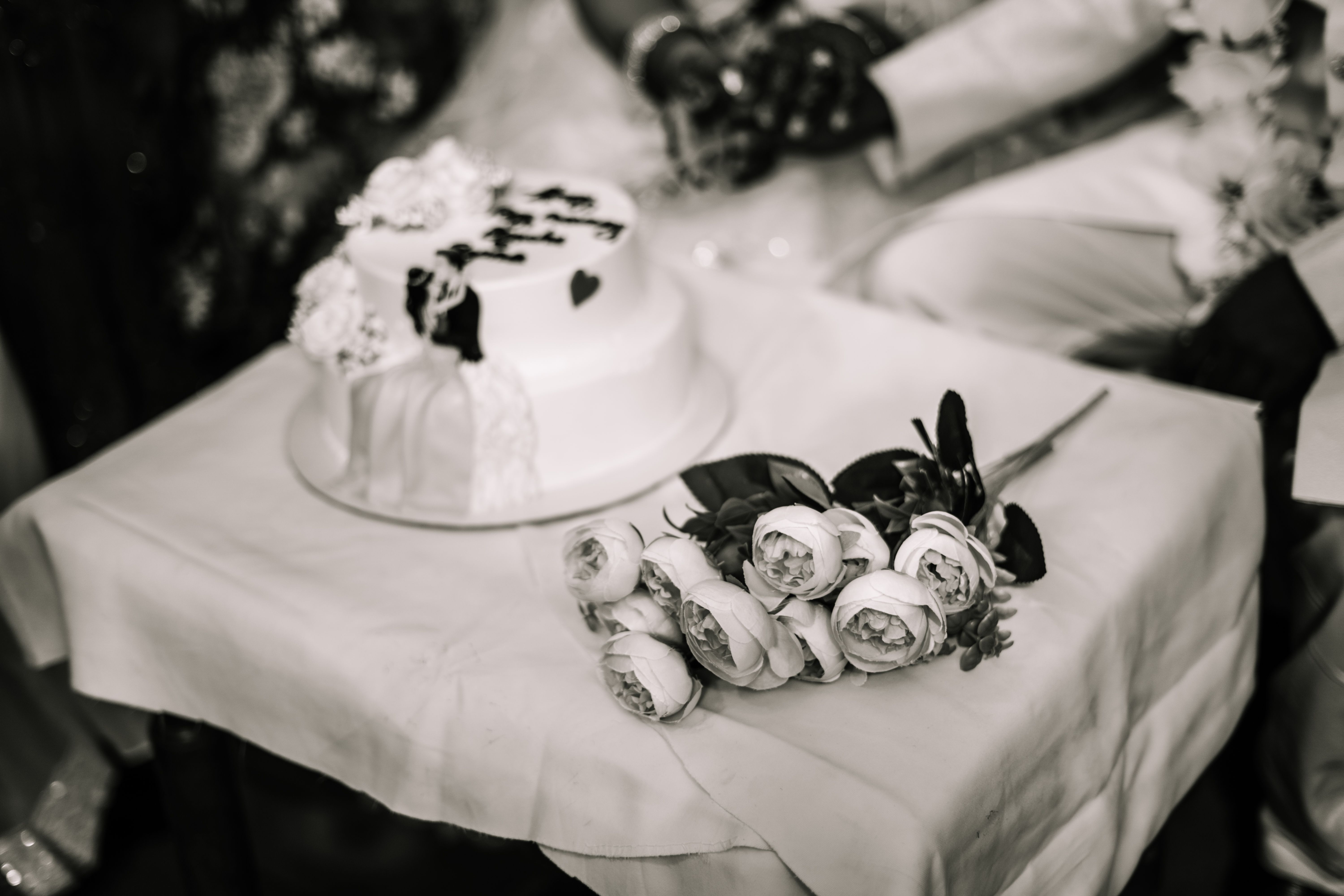 Elegant Monochrome Wedding Cake with Roses · Free Stock Photo