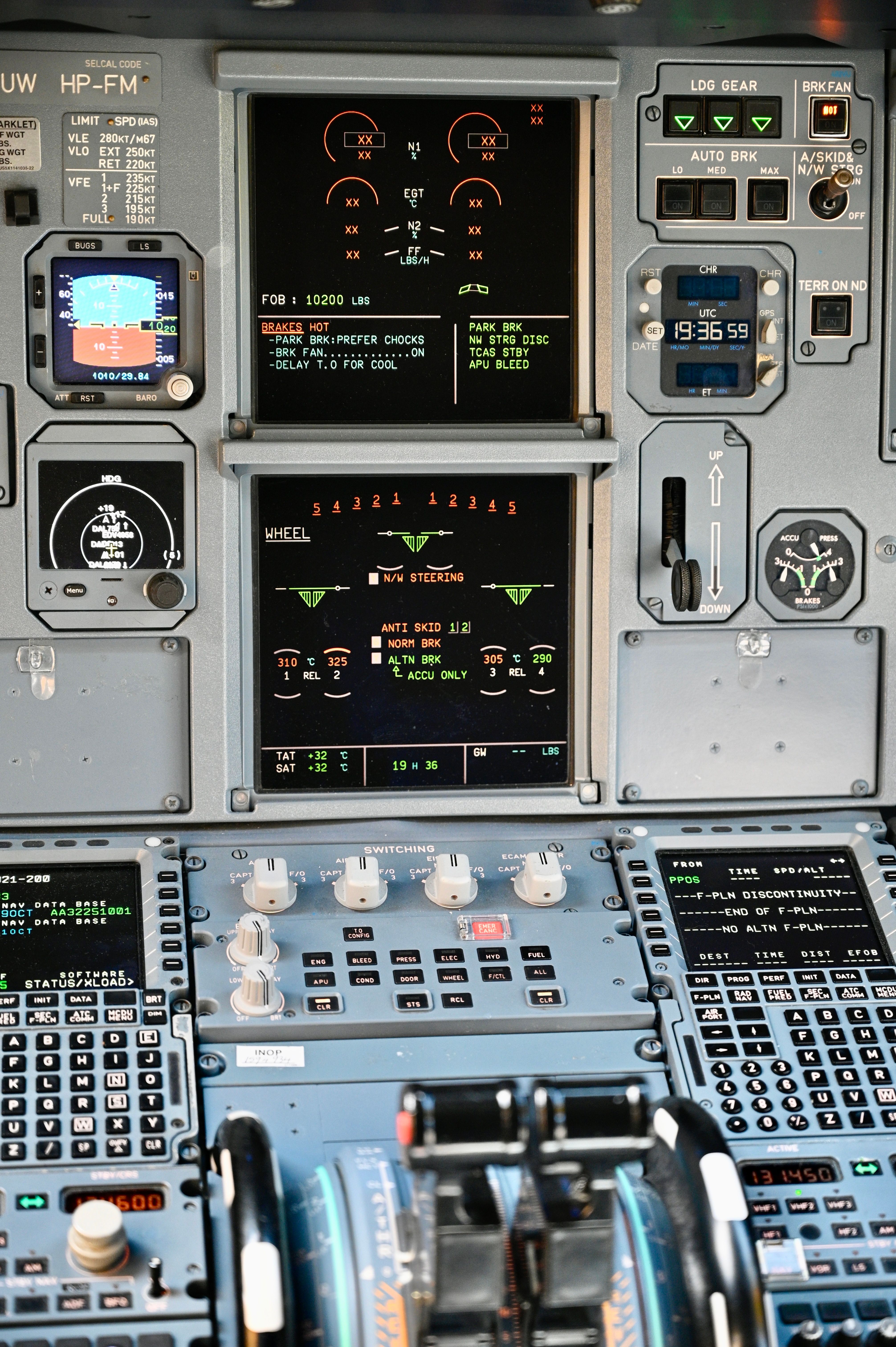 Panel De Control Detallado De La Cabina Del Avión · Foto de stock gratuita
