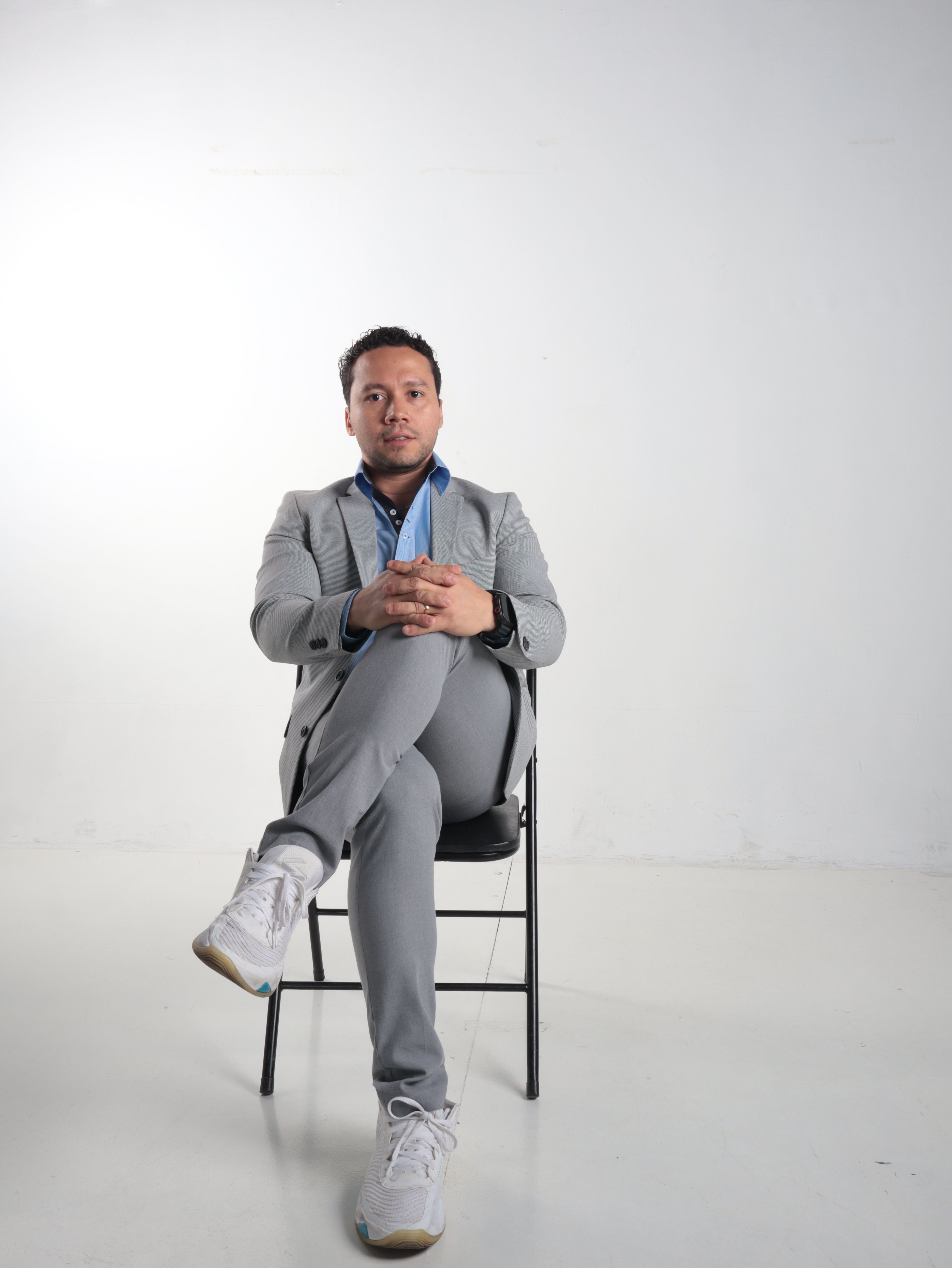 Man In Suit Posing Photos, Download The BEST Free Man In Suit Posing ...
