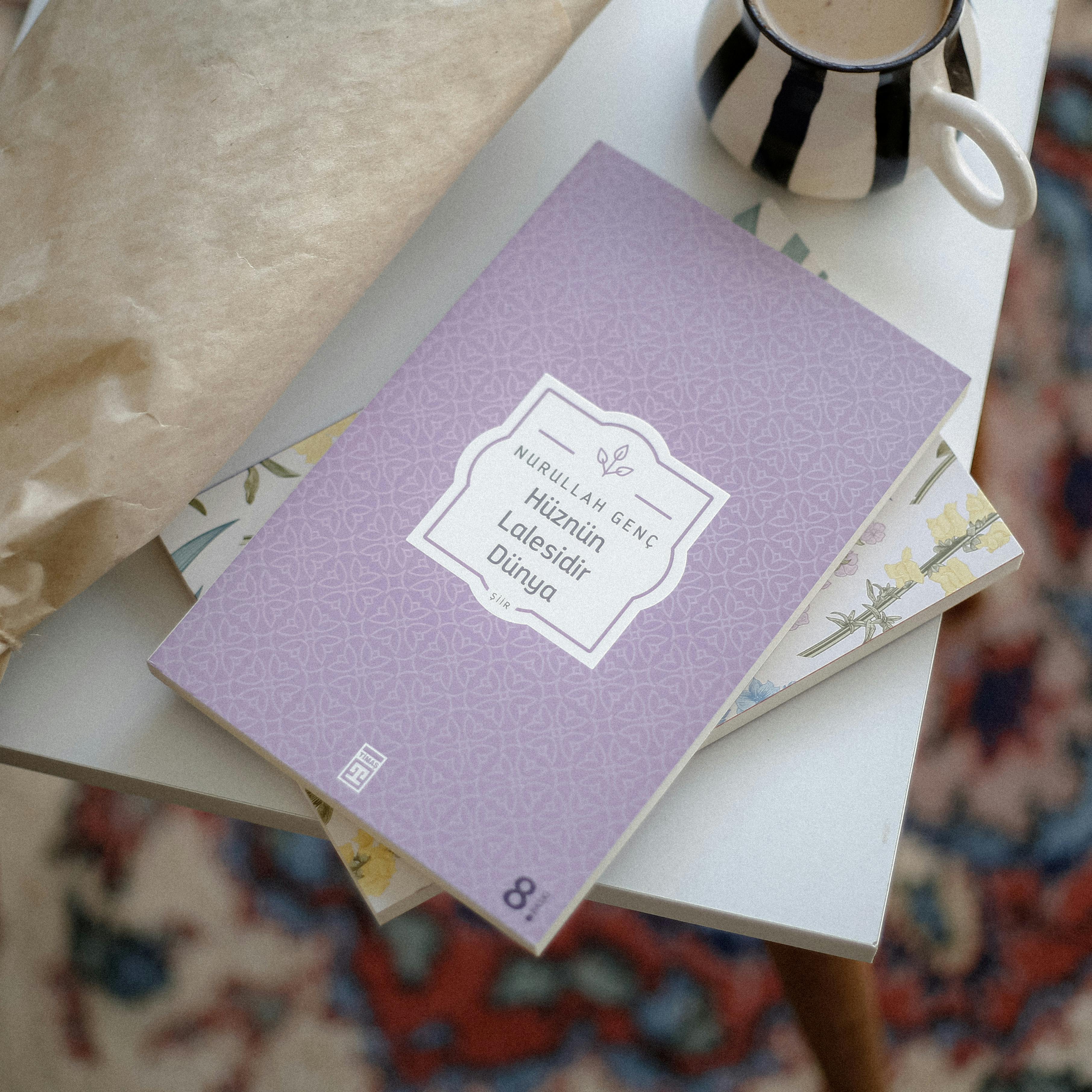 Acogedor Espacio De Lectura Con Café Y Libro · Foto de stock gratuita