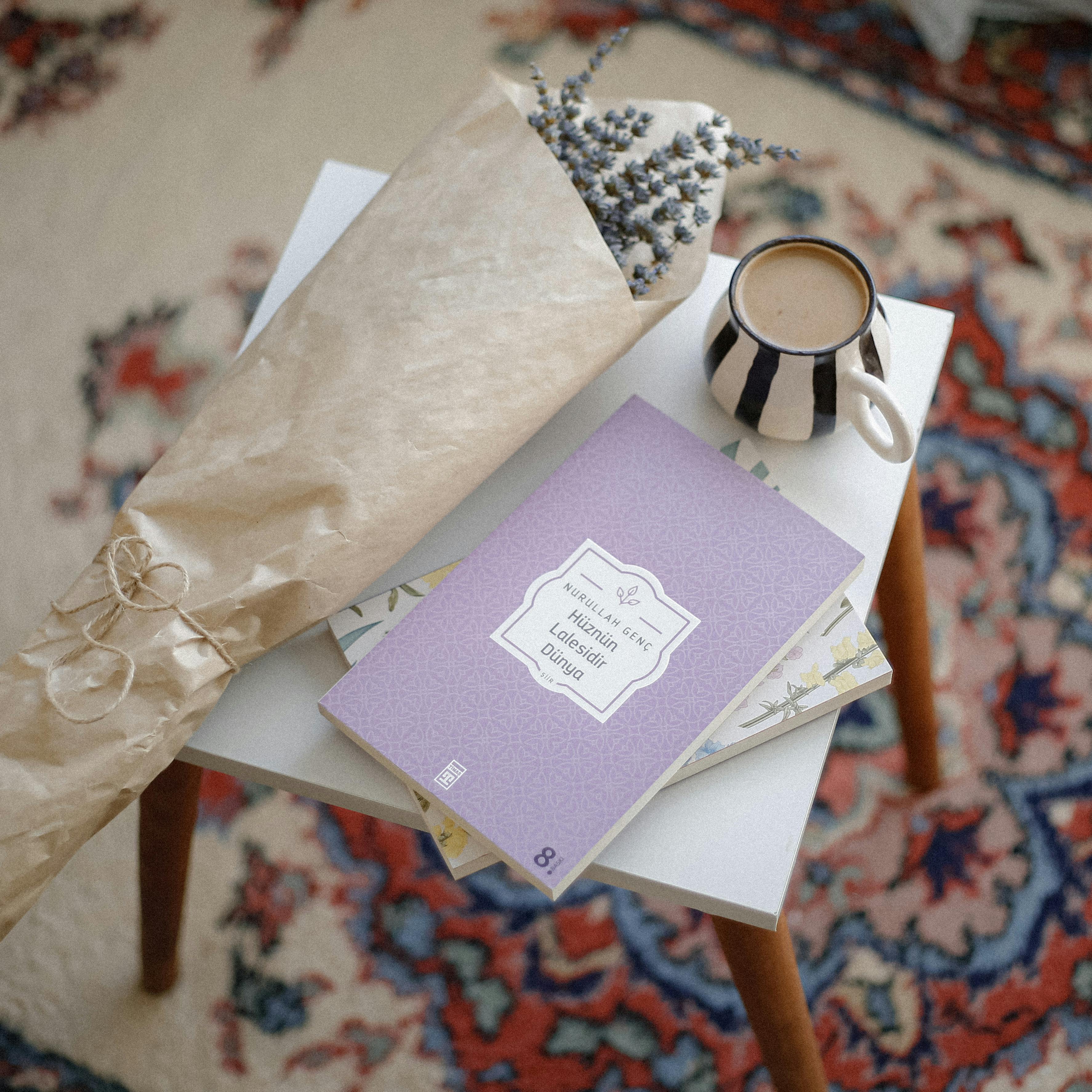 Acogedor Espacio De Lectura Con Café Y Libro · Foto de stock gratuita