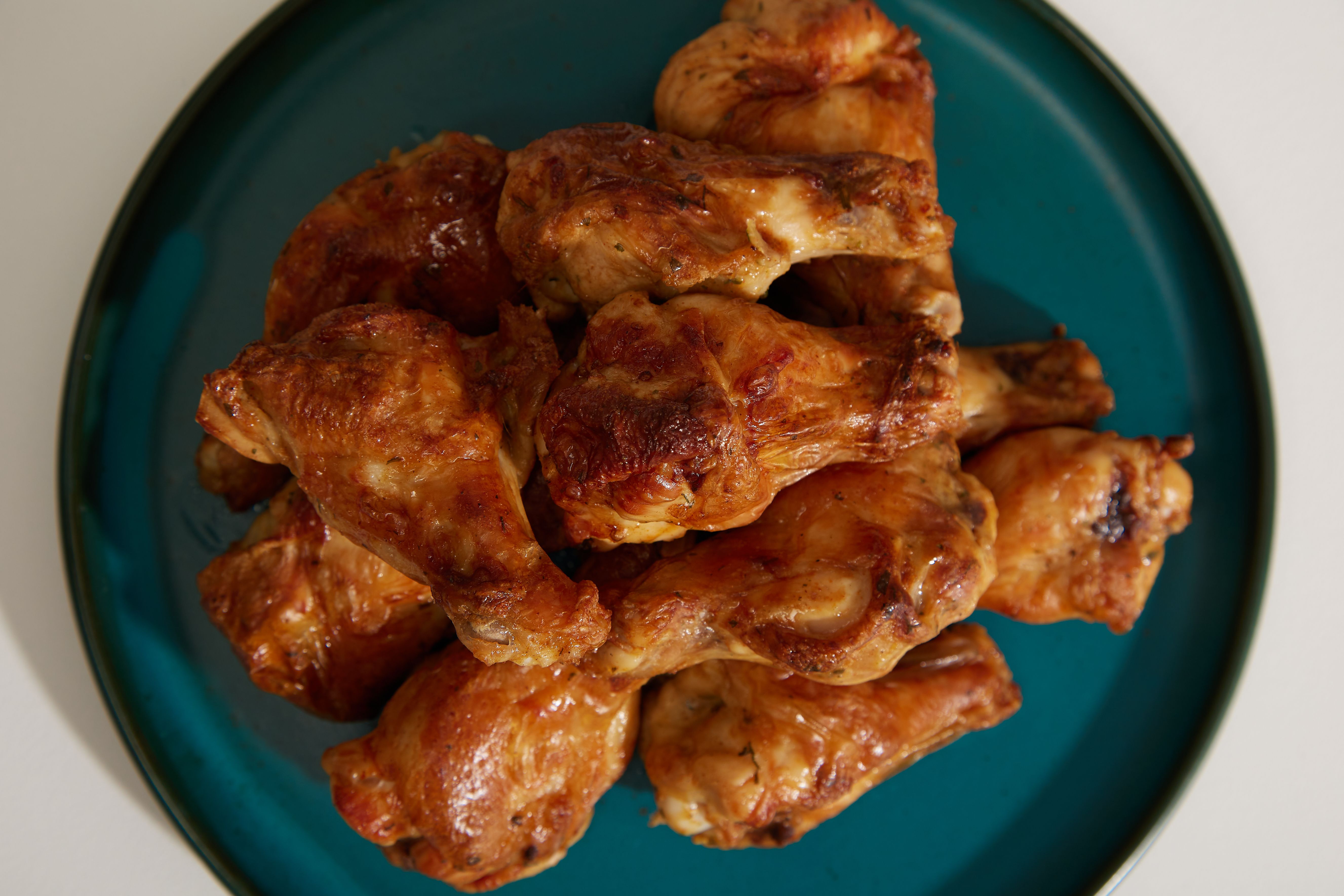Ayam Panggang Lezat Di Piring Biru · Foto Stok Gratis