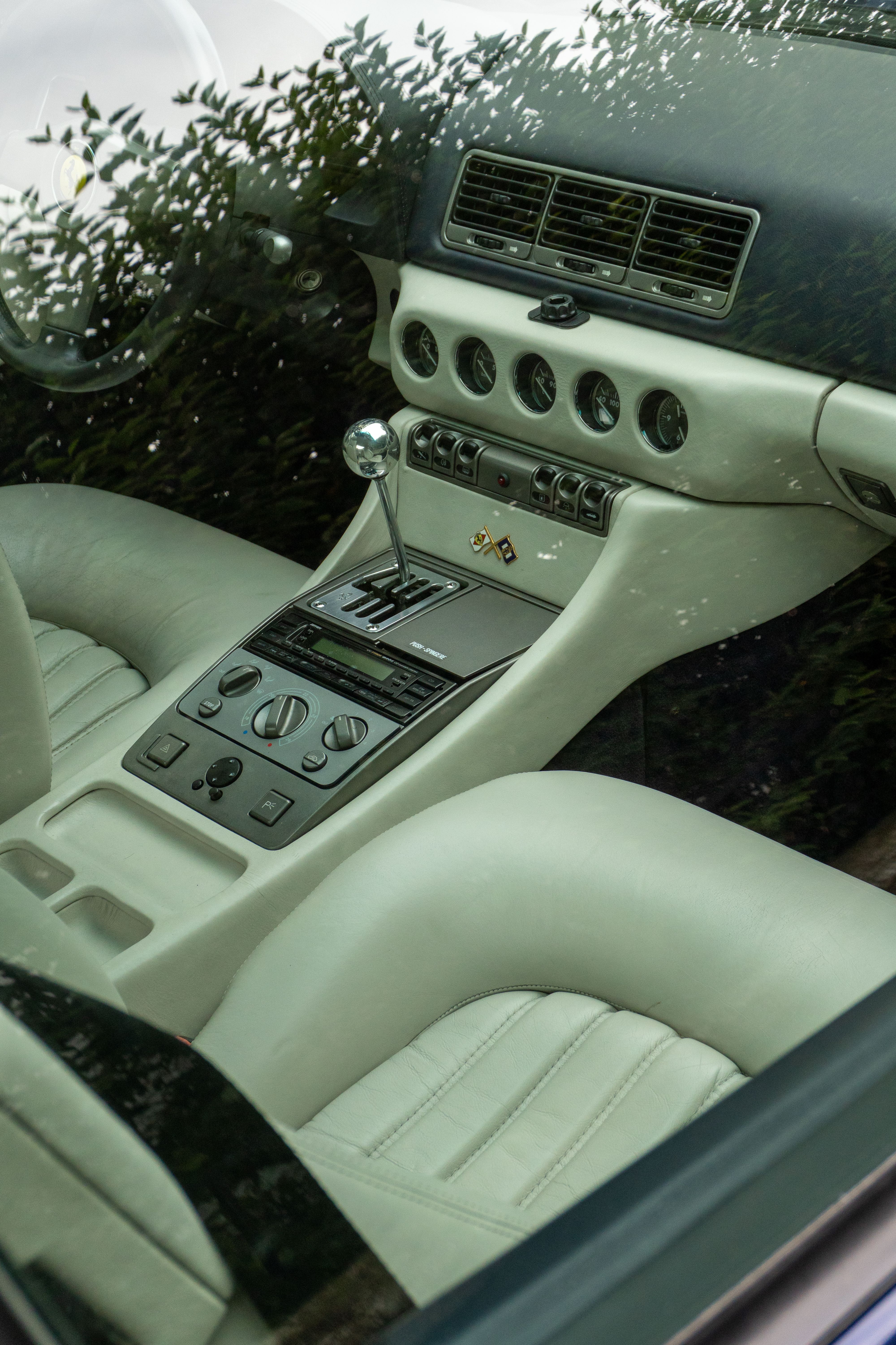 Interior De Coche De Lujo Con Asientos De Cuero Y Palanca De Cambios ...