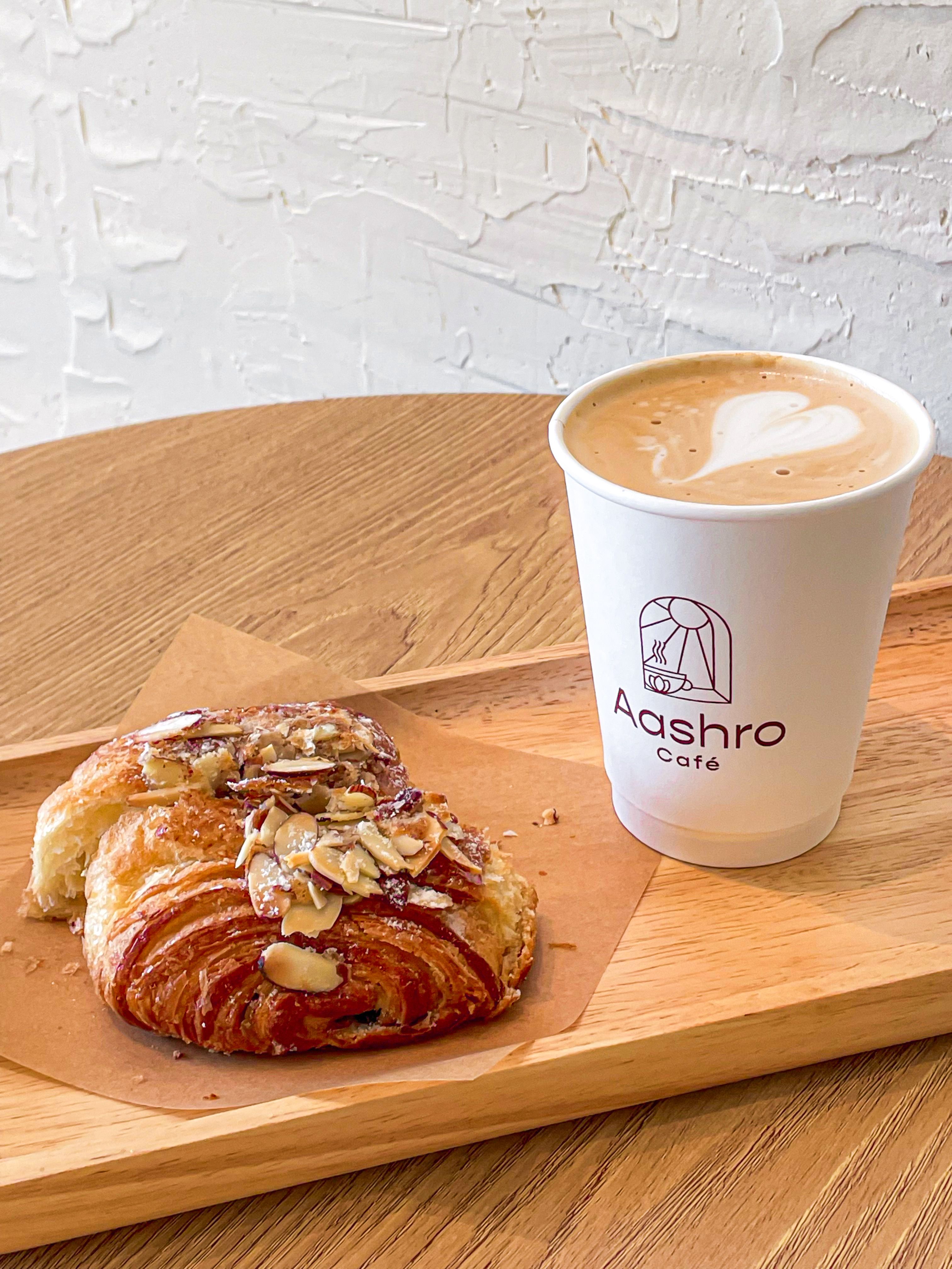 Delicioso Croissant De Almendras Con Café En La Cafetería · Foto de ...