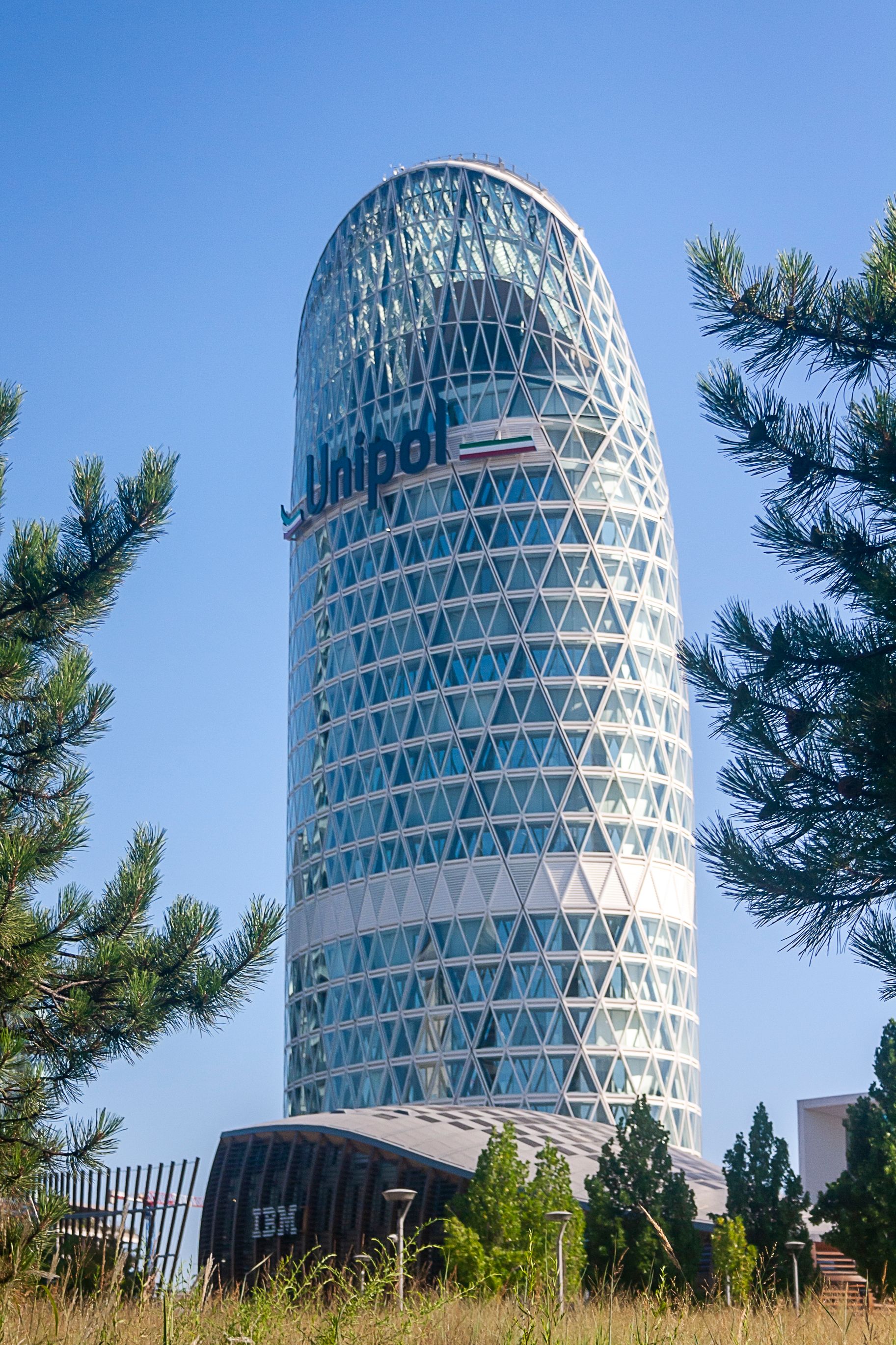 Unipol Tower in Milan on a Sunny Day · Free Stock Photo