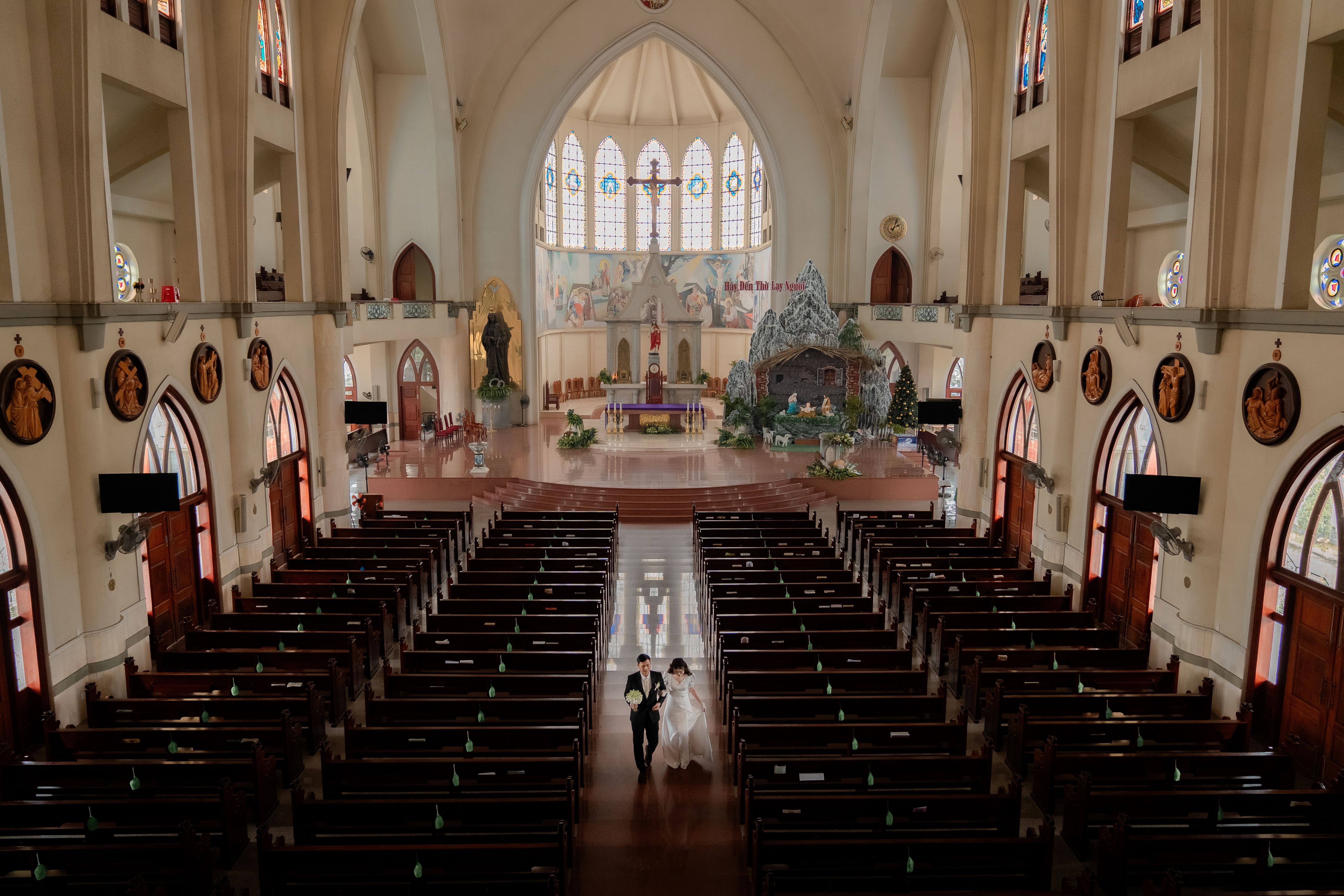 Grand Church Wedding Ceremony with Bride and Groom · Free Stock Photo