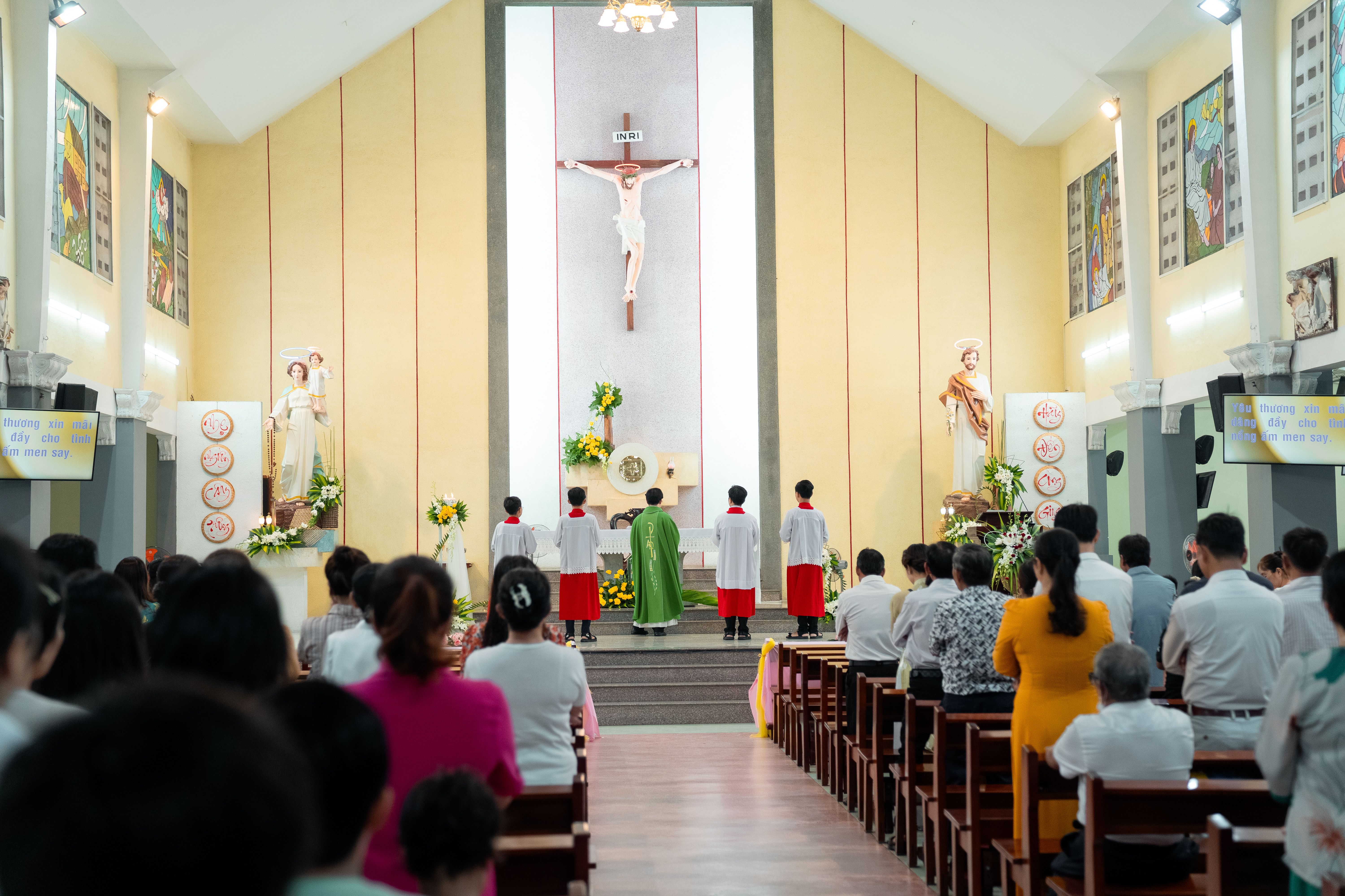 Church Mass with Congregation in Attendance · Free Stock Photo