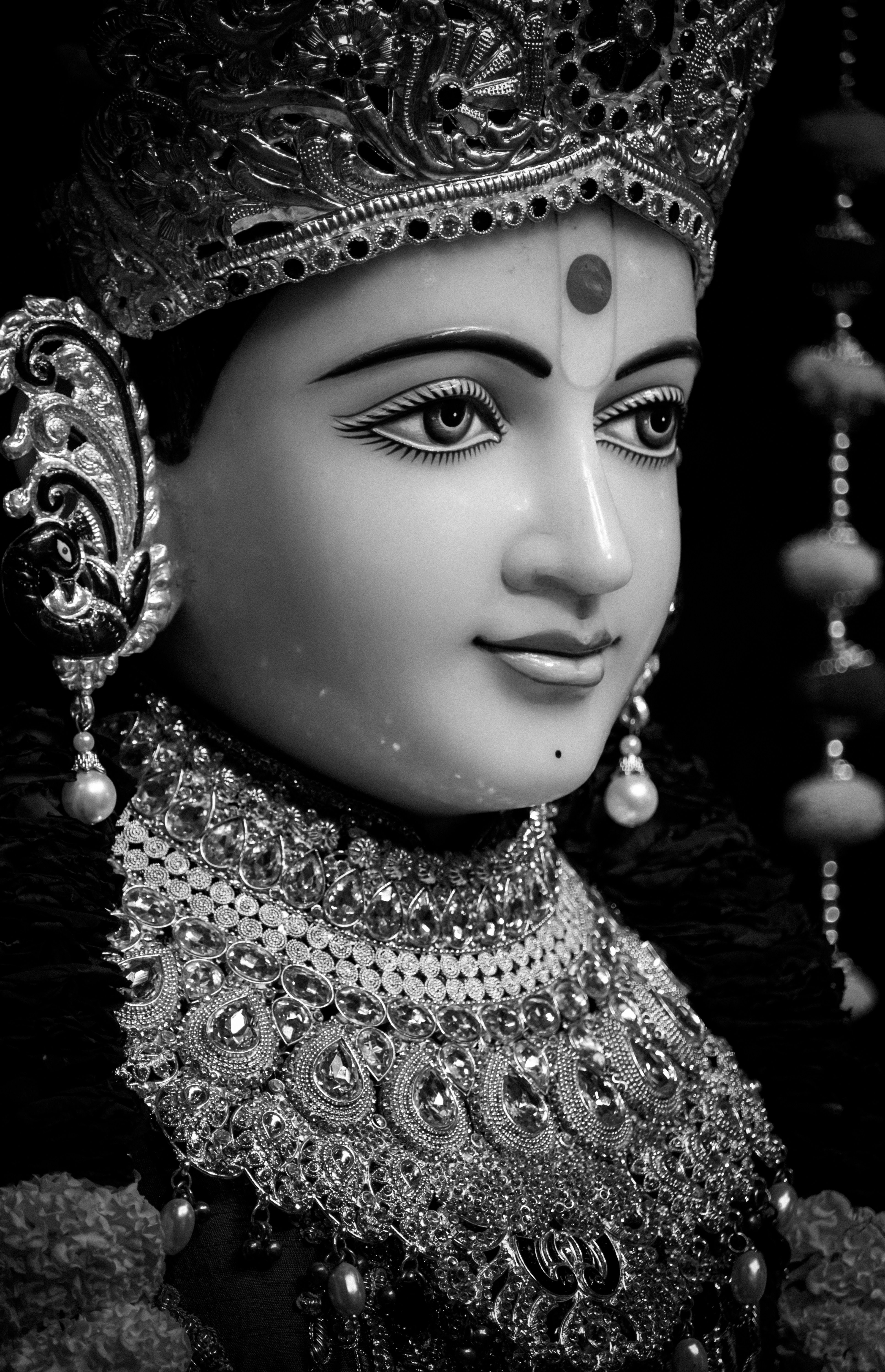 Black and White Hindu Deity Statue Close-Up · Free Stock Photo