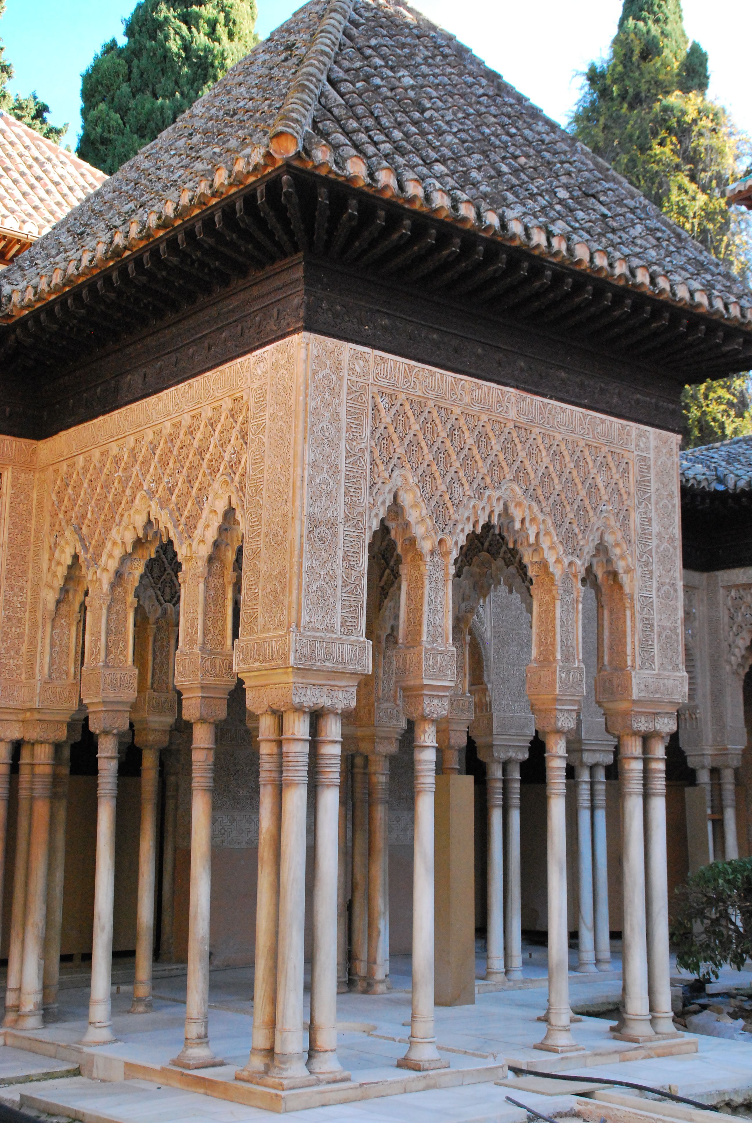 Intricate Architecture of Alhambra Palace Courtyard · Free Stock Photo