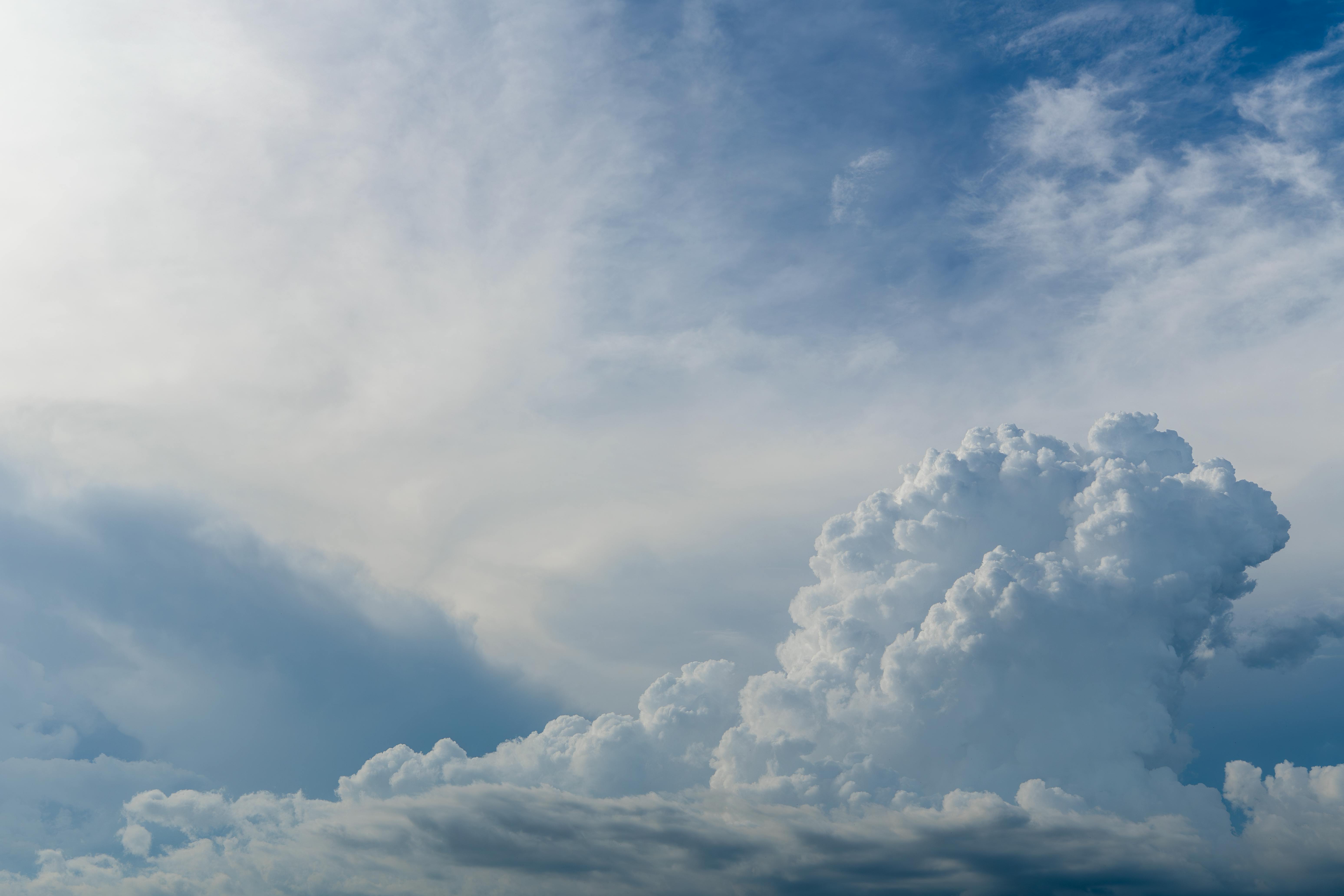 Cielo Azul Y Nubes · Foto de stock gratuita