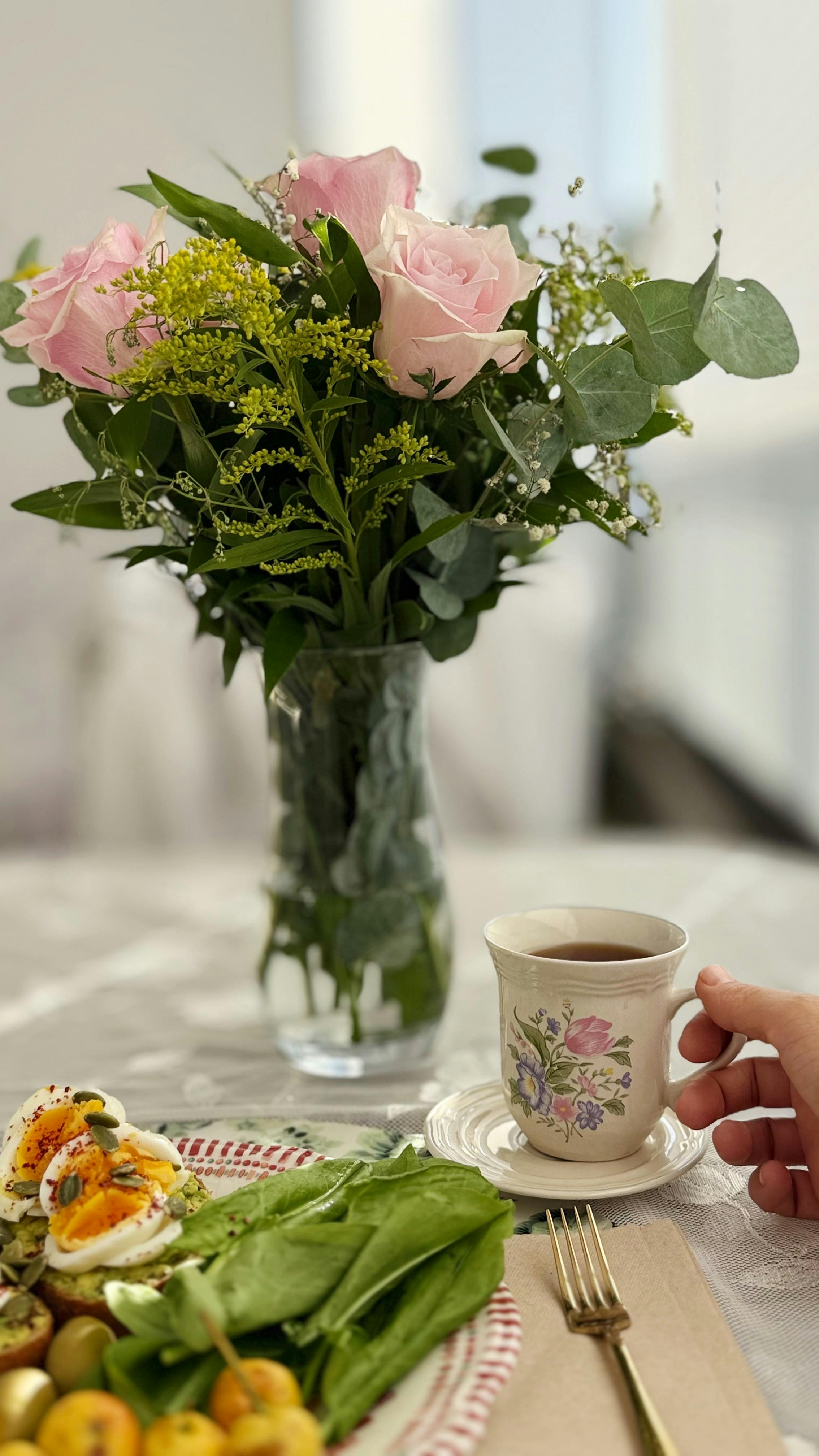 Elegant Brunch Setting with Floral Arrangement · Free Stock Photo