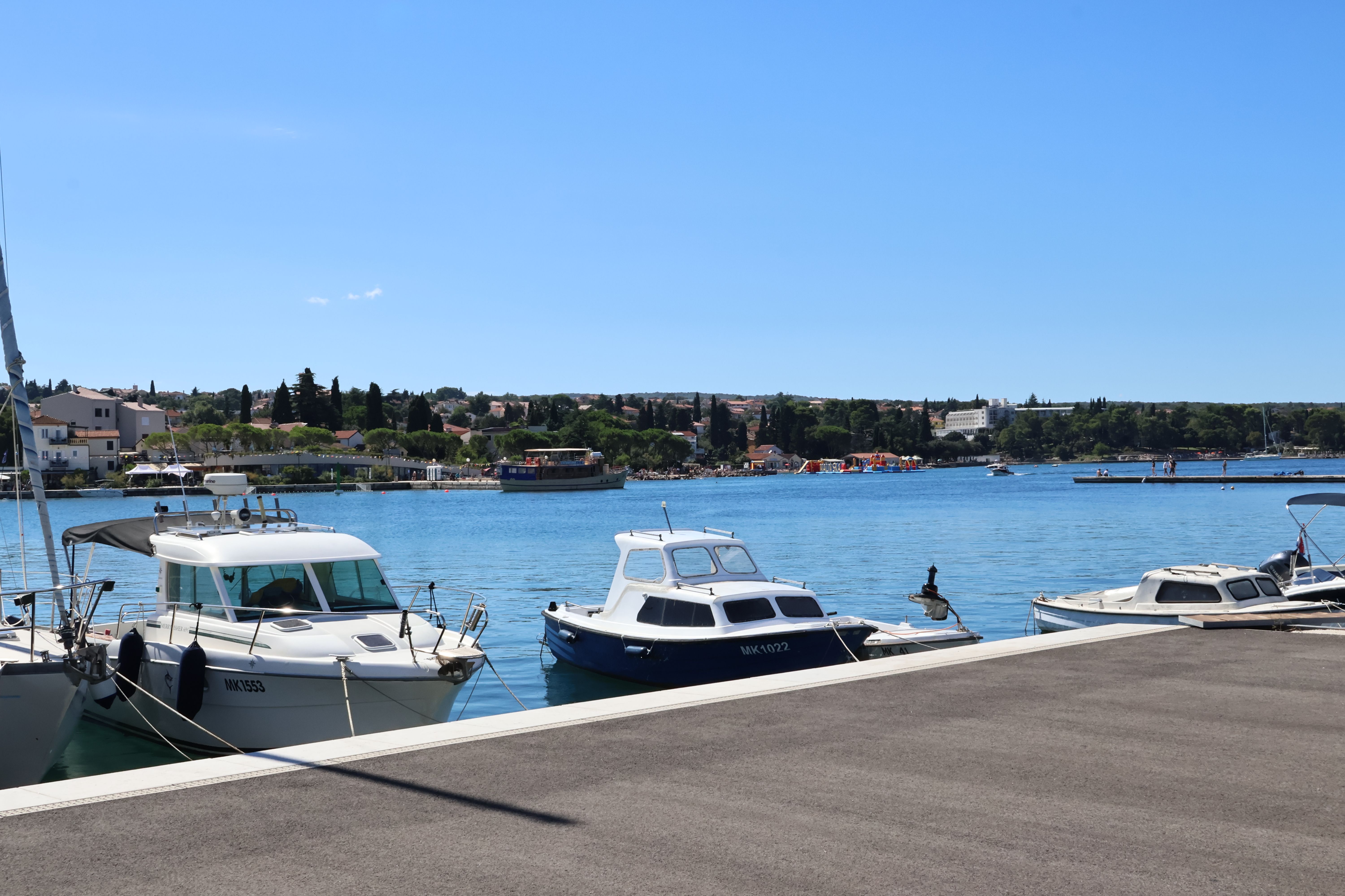 Scenic Marina View with Moored Boats at Sunny Waterfront · Free Stock Photo